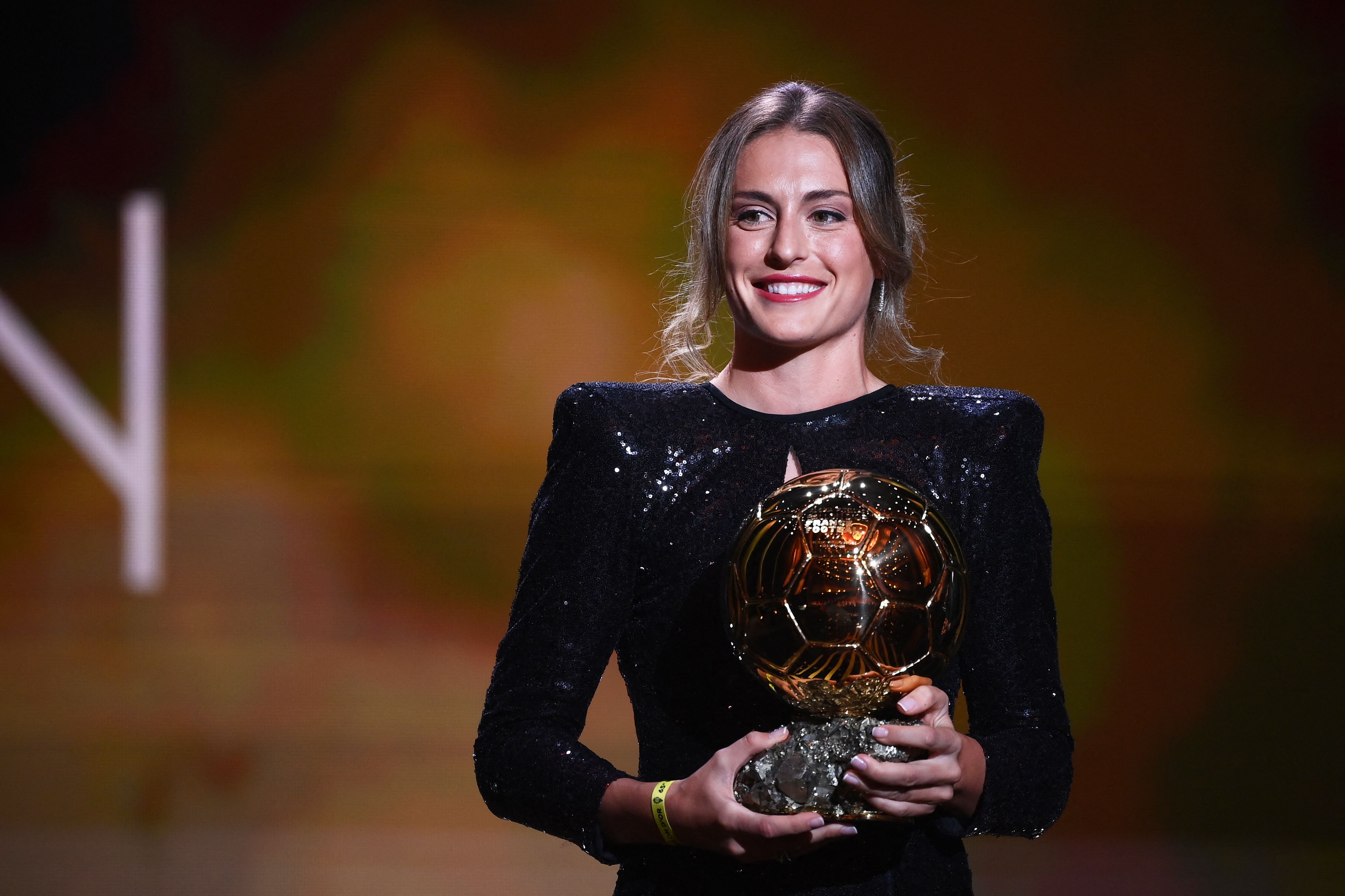 La jugadora española Alexia Putellas gana el Balón de Oro femenino