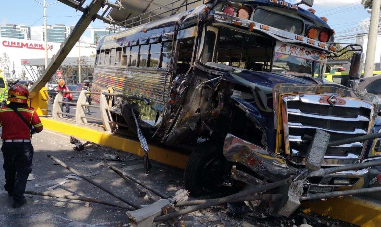 Las imágenes que muestran el aparatoso accidente de un bus en el ...