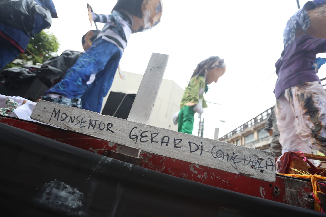 Huelga de Dolores: Imágenes de cómo transcurre el desfile bufo en medio ...