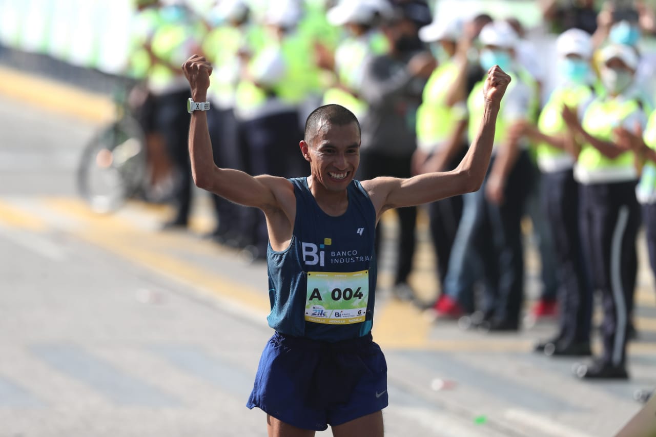 Alberto González es el ganador de la carrera 21K en la categoría masculina