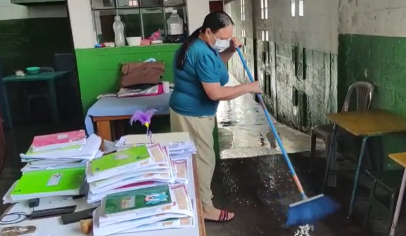 “Si nos hicieran el favor de apoyarnos”: Padres de familia de escuela de la zona 18 se quejan de ...