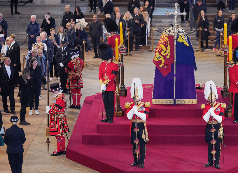 Se reabre la fila para ver a Isabel II, pero la espera podría llegar a ...