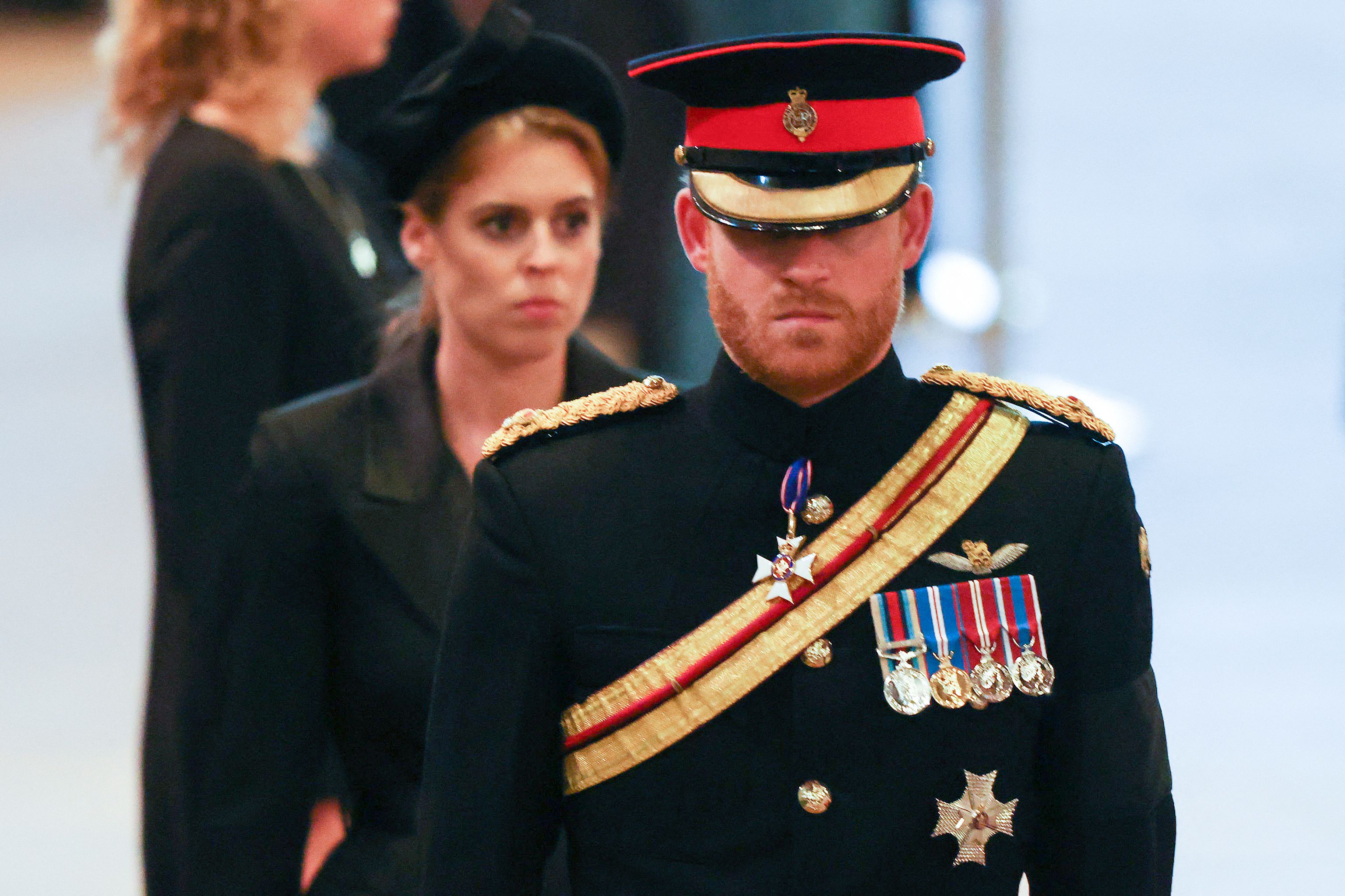 El príncipe Harry viste el uniforme militar en la vigilia en honor a la reina Isabel II