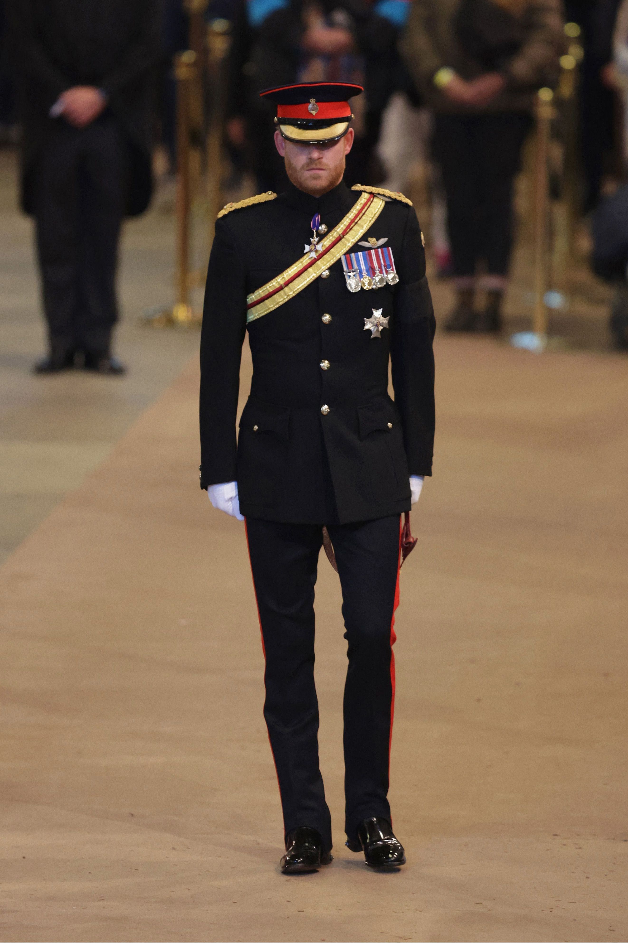 El príncipe Harry viste el uniforme militar en la vigilia en honor a la ...