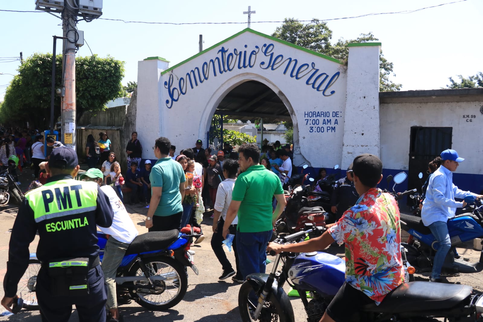 Escuintlecos llegan al cementerio general de la localidad para celebrar ...