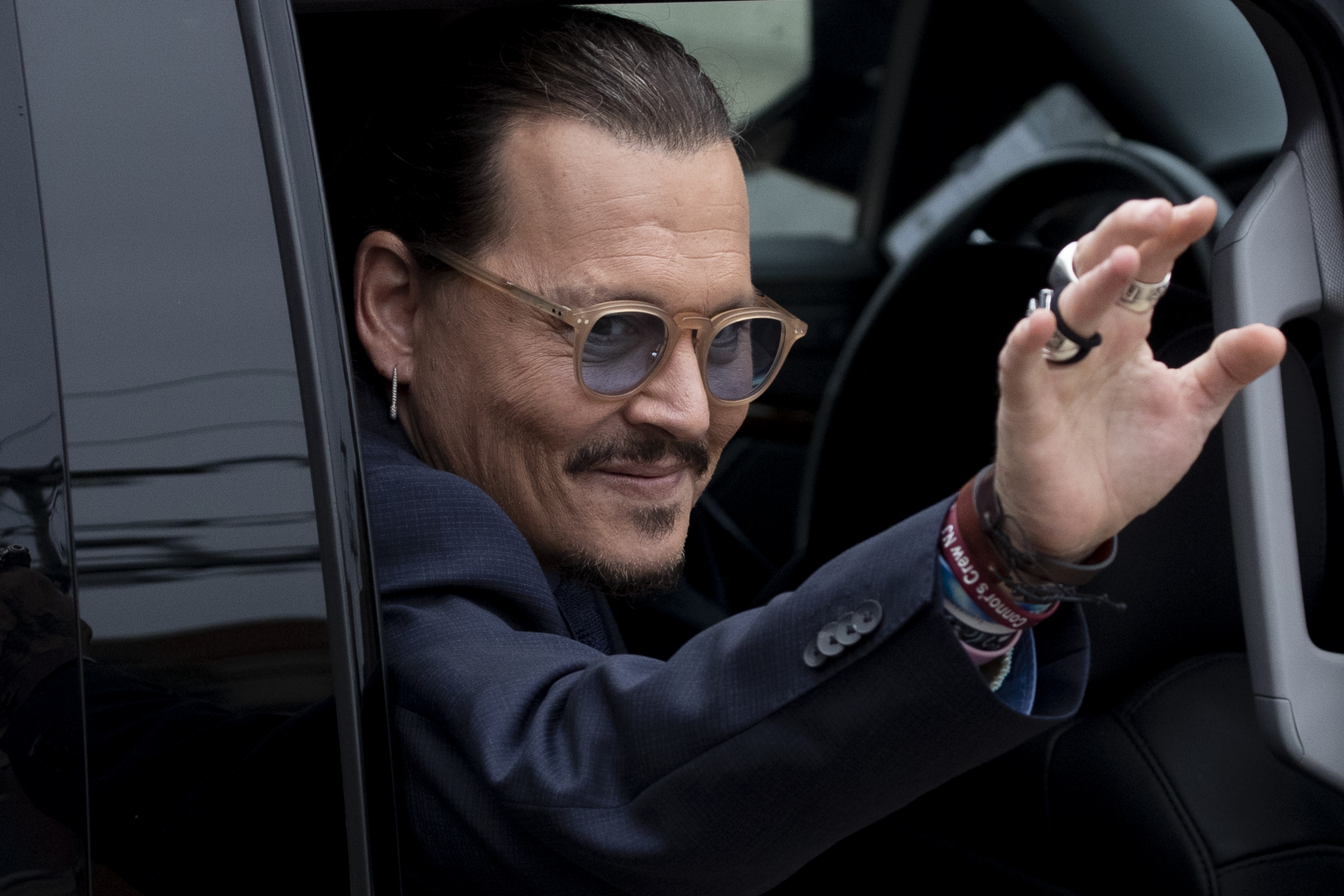 Johnny Depp reaparece como Jack Sparrow en una emotiva visita a niños ...