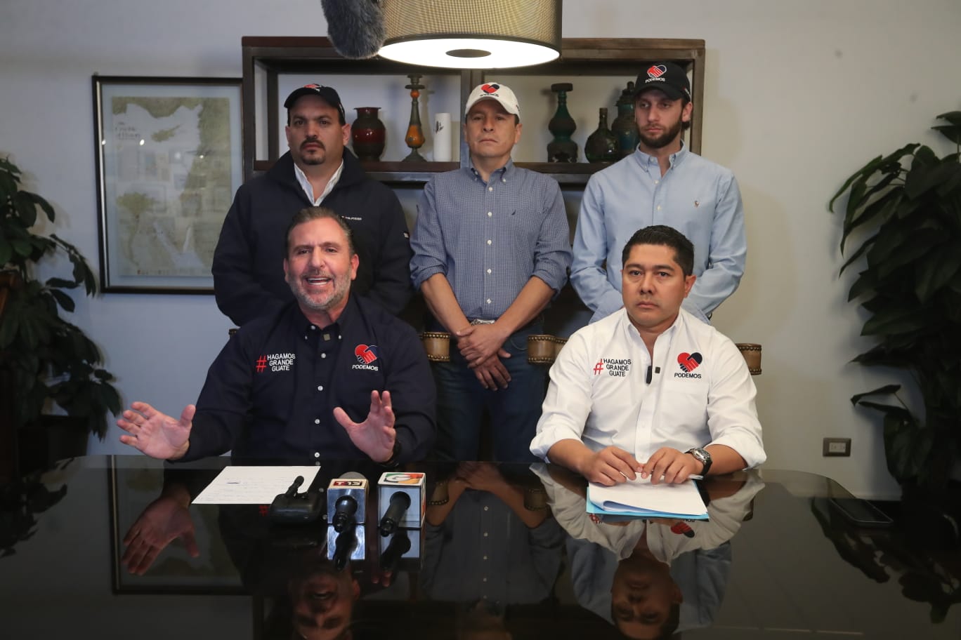 Se lleva a cabo una conferencia de prensa de Roberto Arzú y David ...