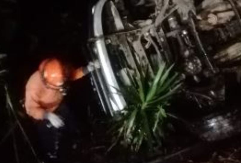 Rescatan a piloto de picop que cayó en un barranco