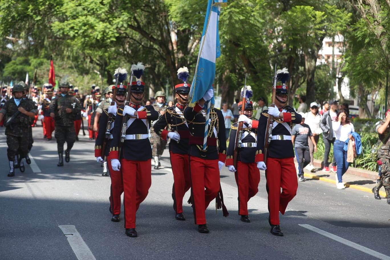 Desfile por el Día del Ejército recorre la ciudad de Guatemala