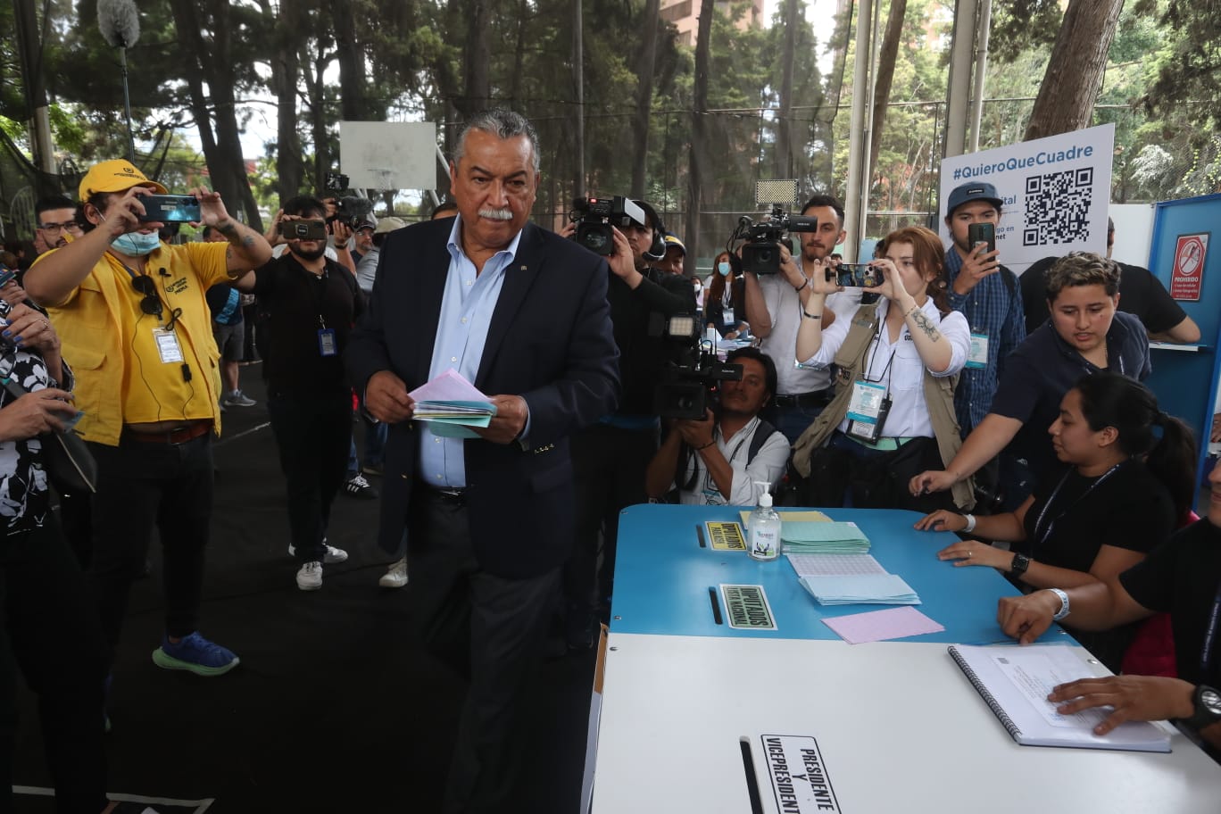 Manuel Conde, candidato a presidente de Vamos, emite su voto