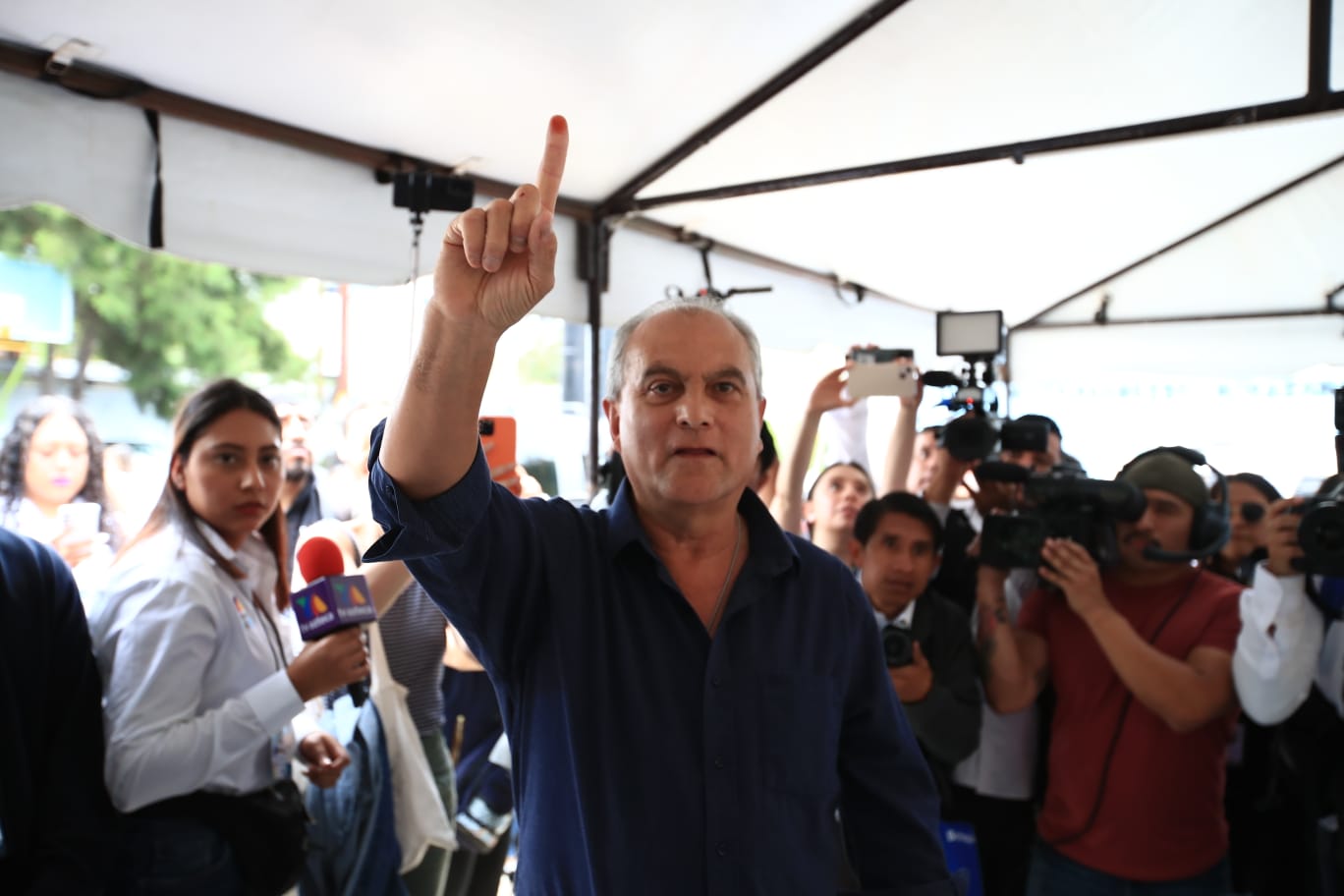 Manuel Villacorta, candidato a presidente del partido VOS, emite su voto