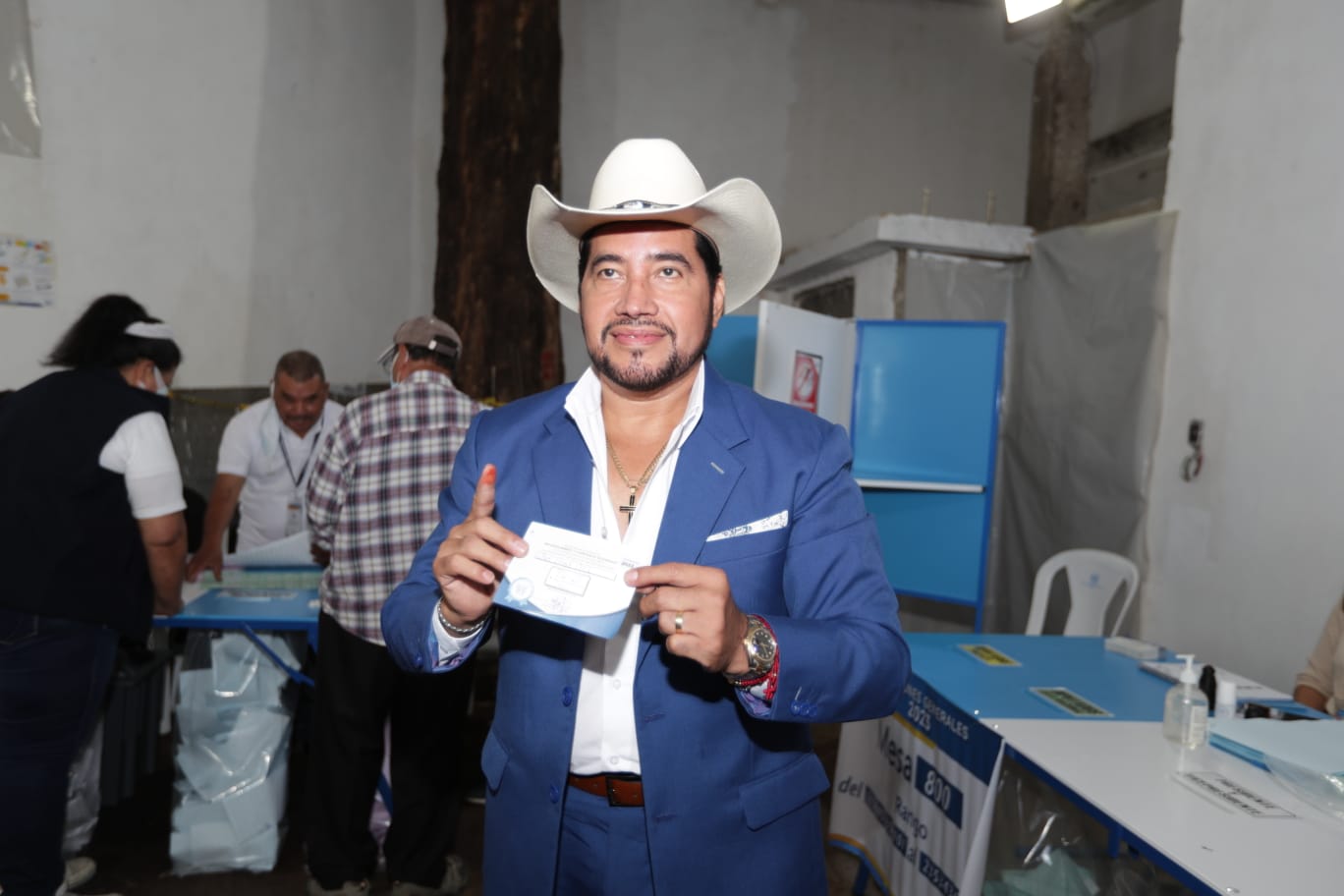 El presidenciable del partido Nosotros, Rudy Guzmán, emite su voto