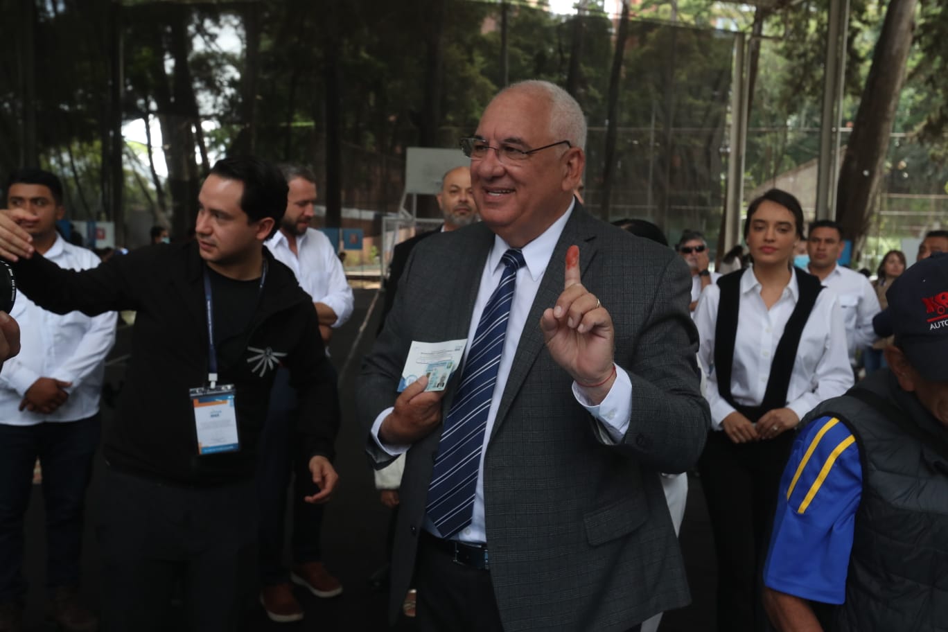 Isaac Farchi, presidenciable del Partido Azul, llega a votar