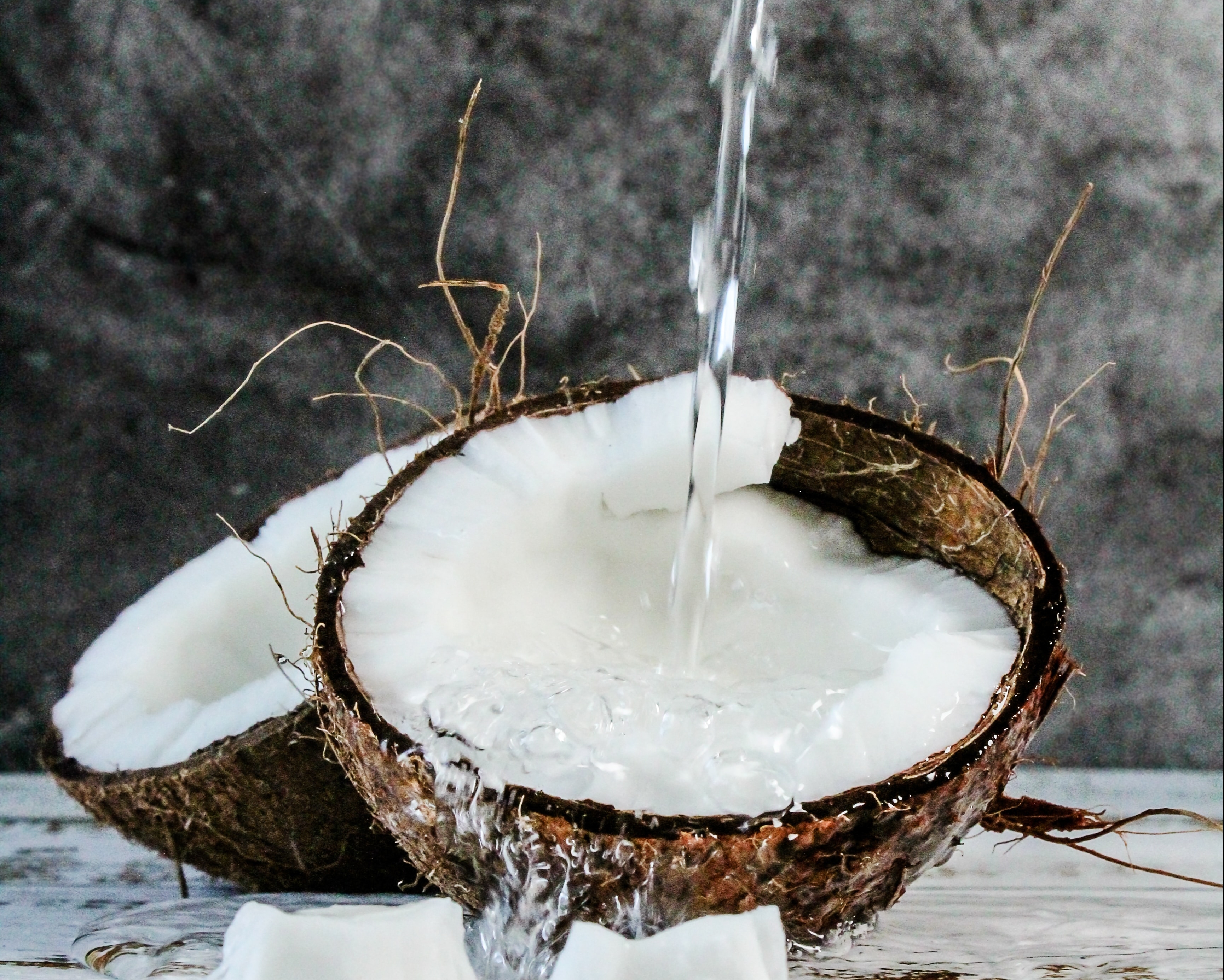 Agua de coco: cuáles son los beneficios de tomarla y cuánto es lo ...