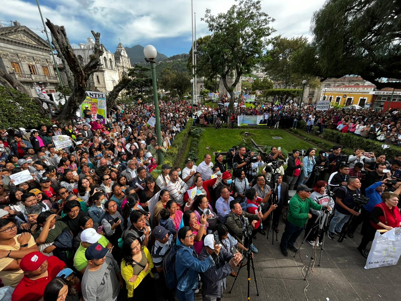 Simpatizantes reciben a Bernardo Arévalo en Quetzaltenango