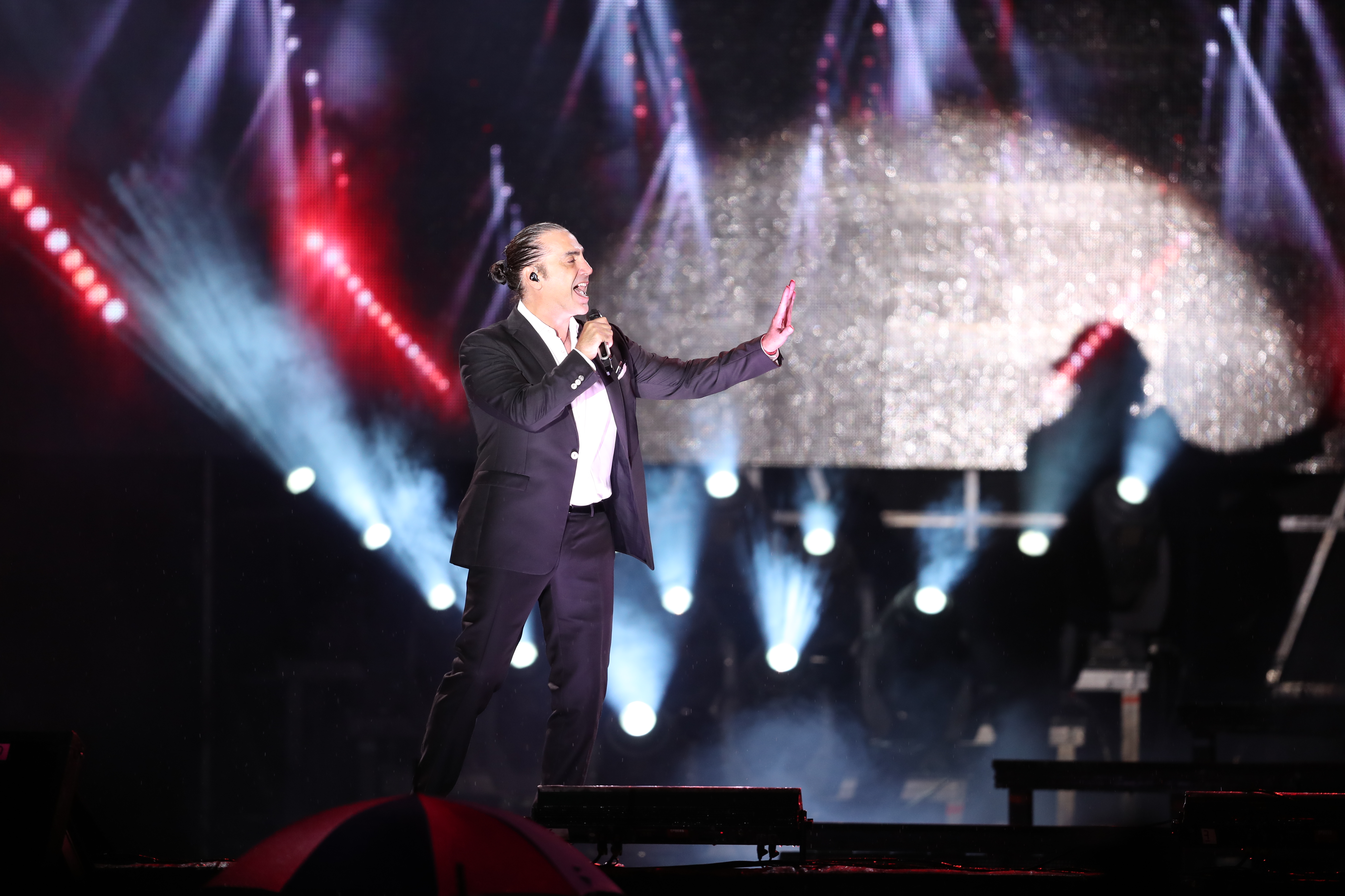 "¿Van a cantar o no?" la polémica reacción que tuvo Alejandro Fernández al creer que el público ...