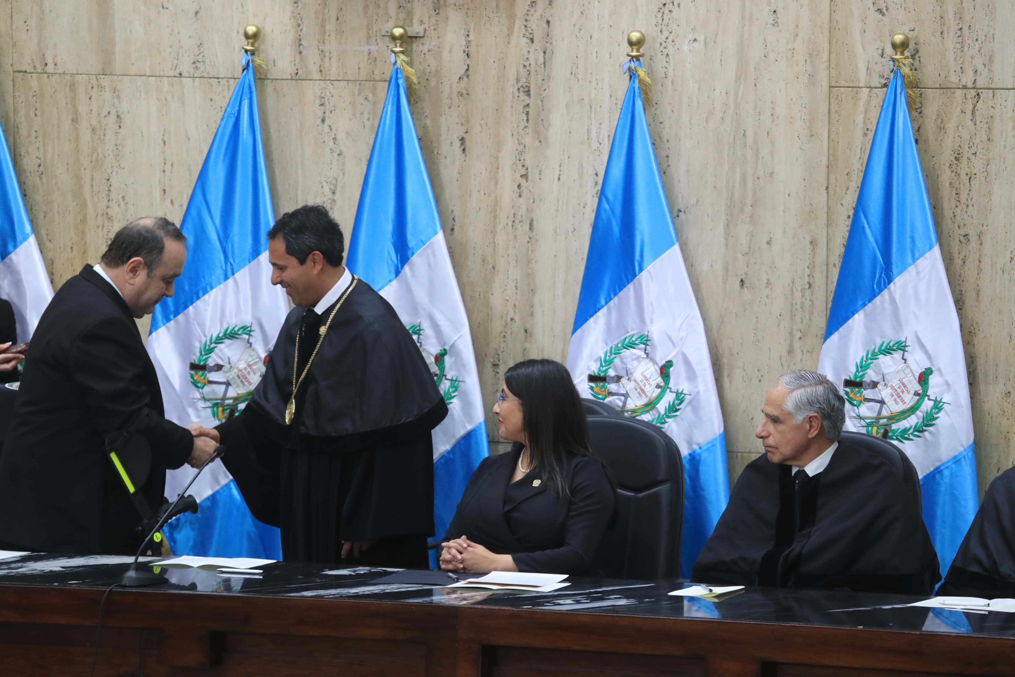 Juramentan a Óscar Cruz como presidente del OJ y de la CSJ ante la ...