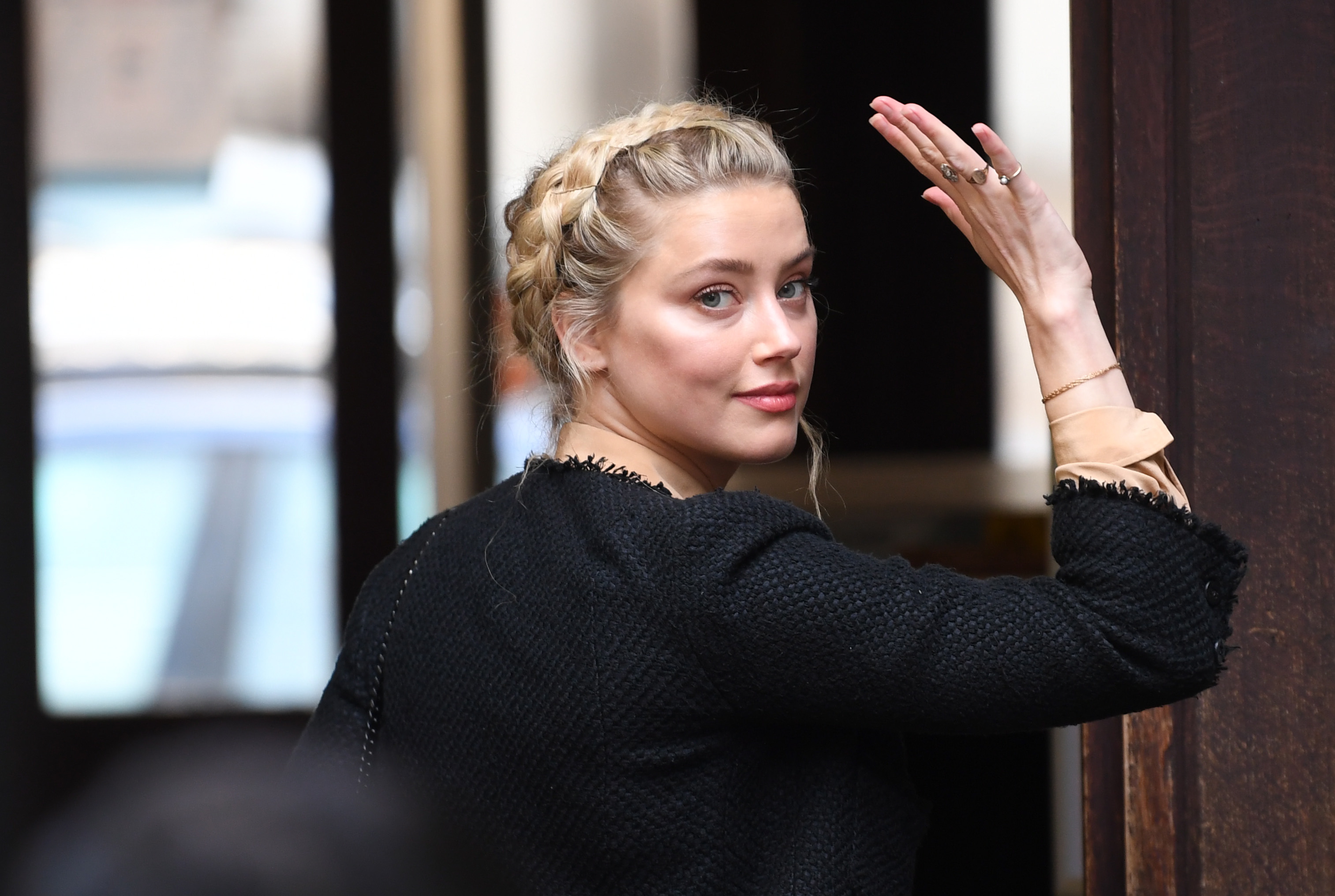 “In The Fire”: La película de Amber Heard con la que marca su regreso a ...
