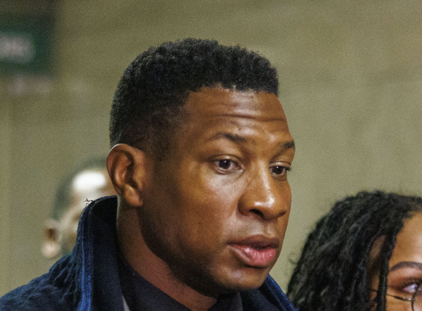 Actor Jonathan Majors es declarado culpable de agresión y acoso a su novia