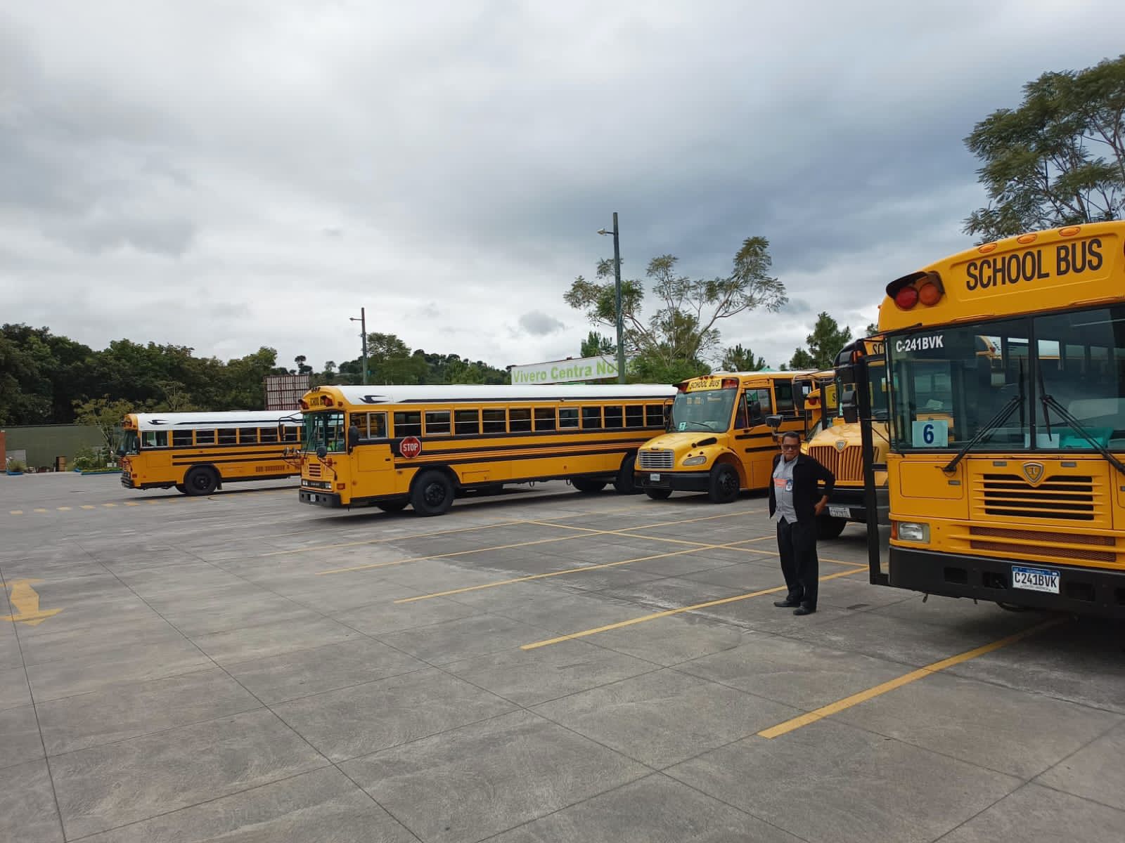Buses escolares y el regreso de estudiantes al campus central de la ...