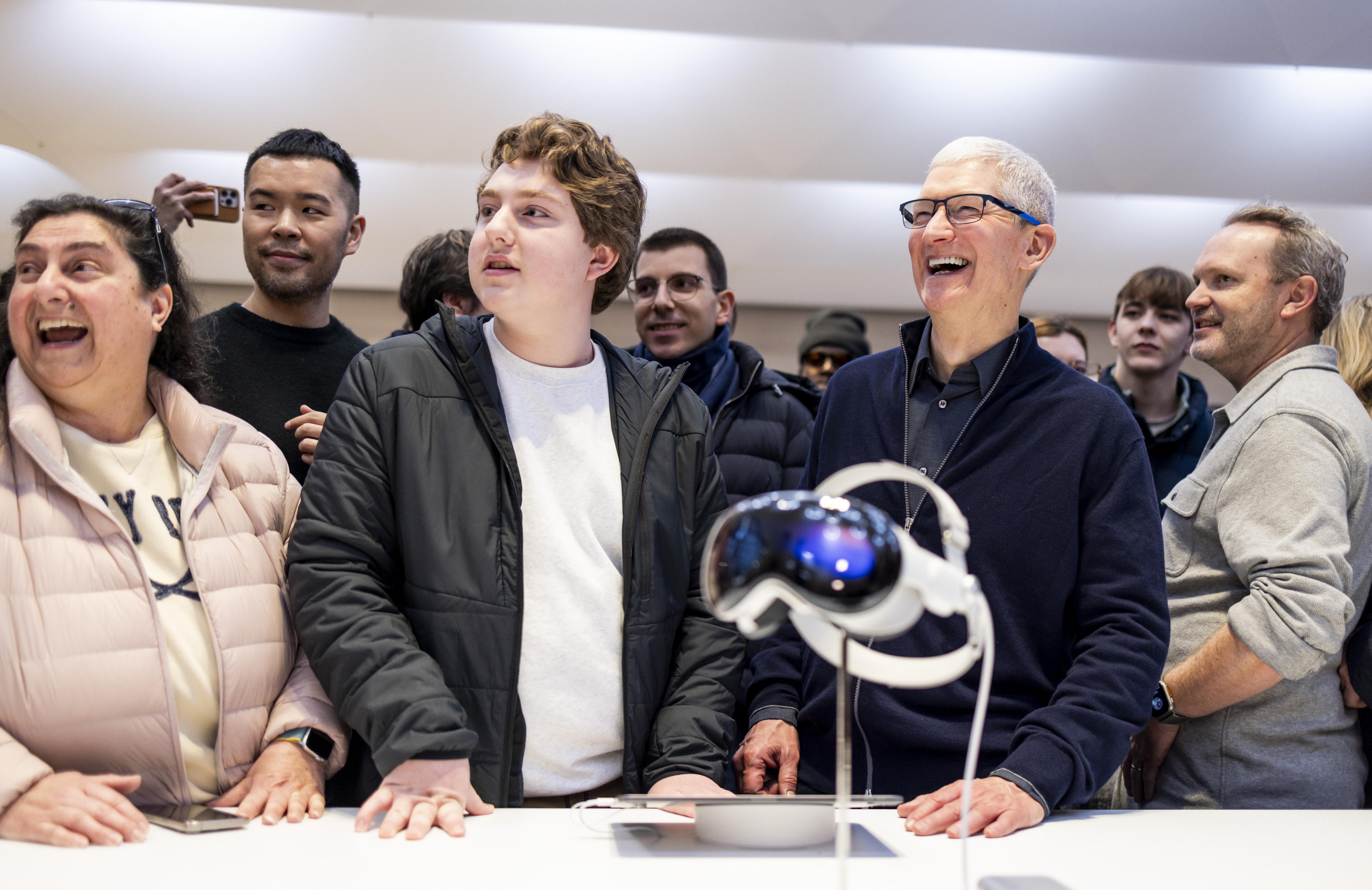 Apple Vision Pro: Tim Cook da la bienvenida a las nuevas gafas de ...