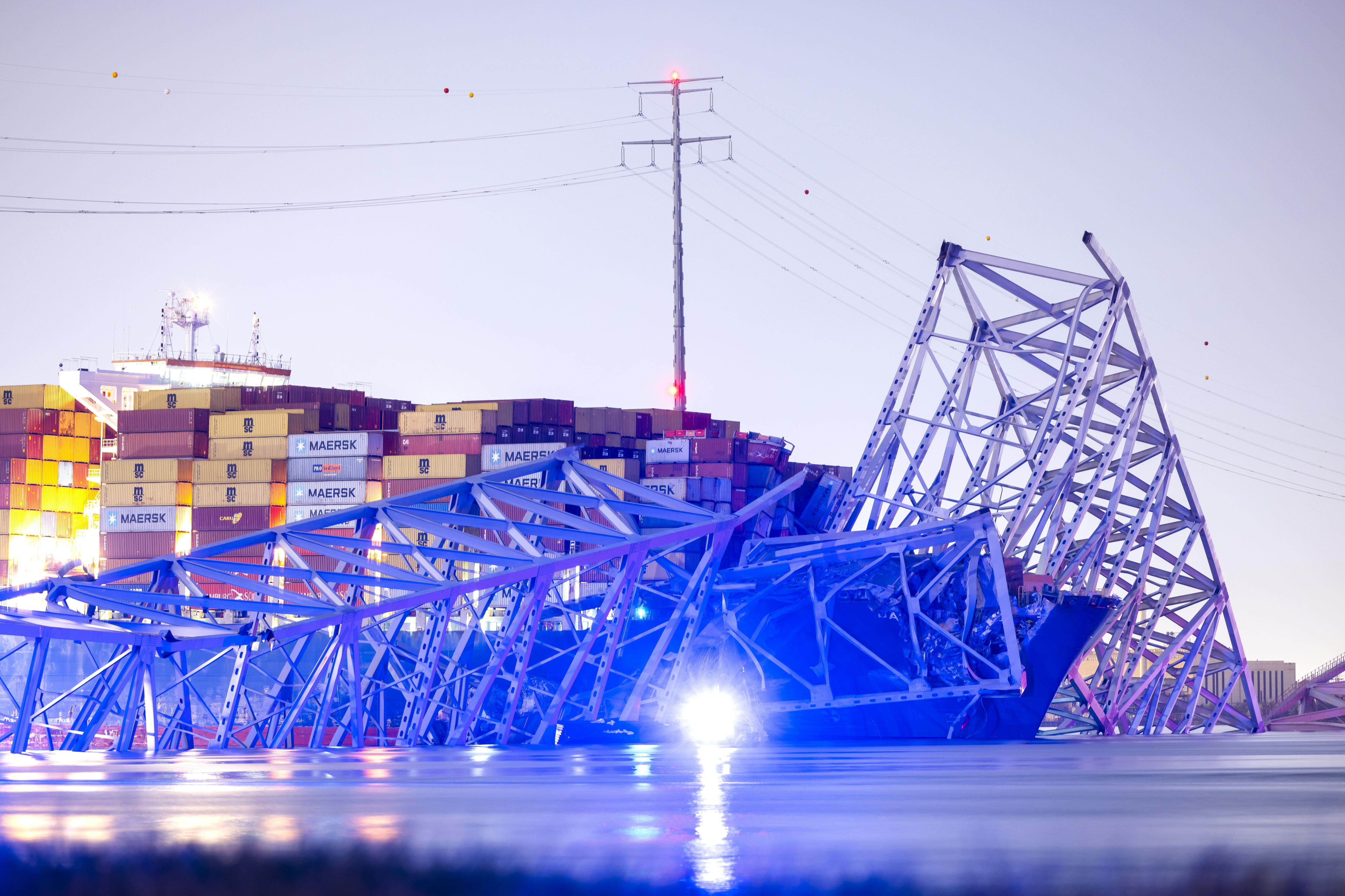 Barco choca con un puente en Baltimore y lo derriba