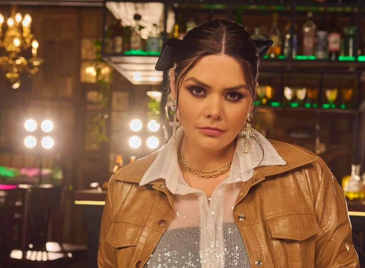 Yuridia shares the stage with a proficient little woman throughout her ...