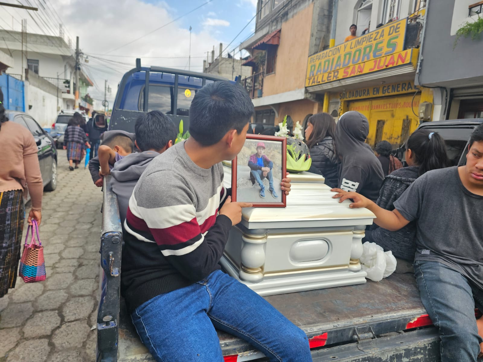 "Nunca pensé que él se iba ir primero": el relato del padre de joven ...