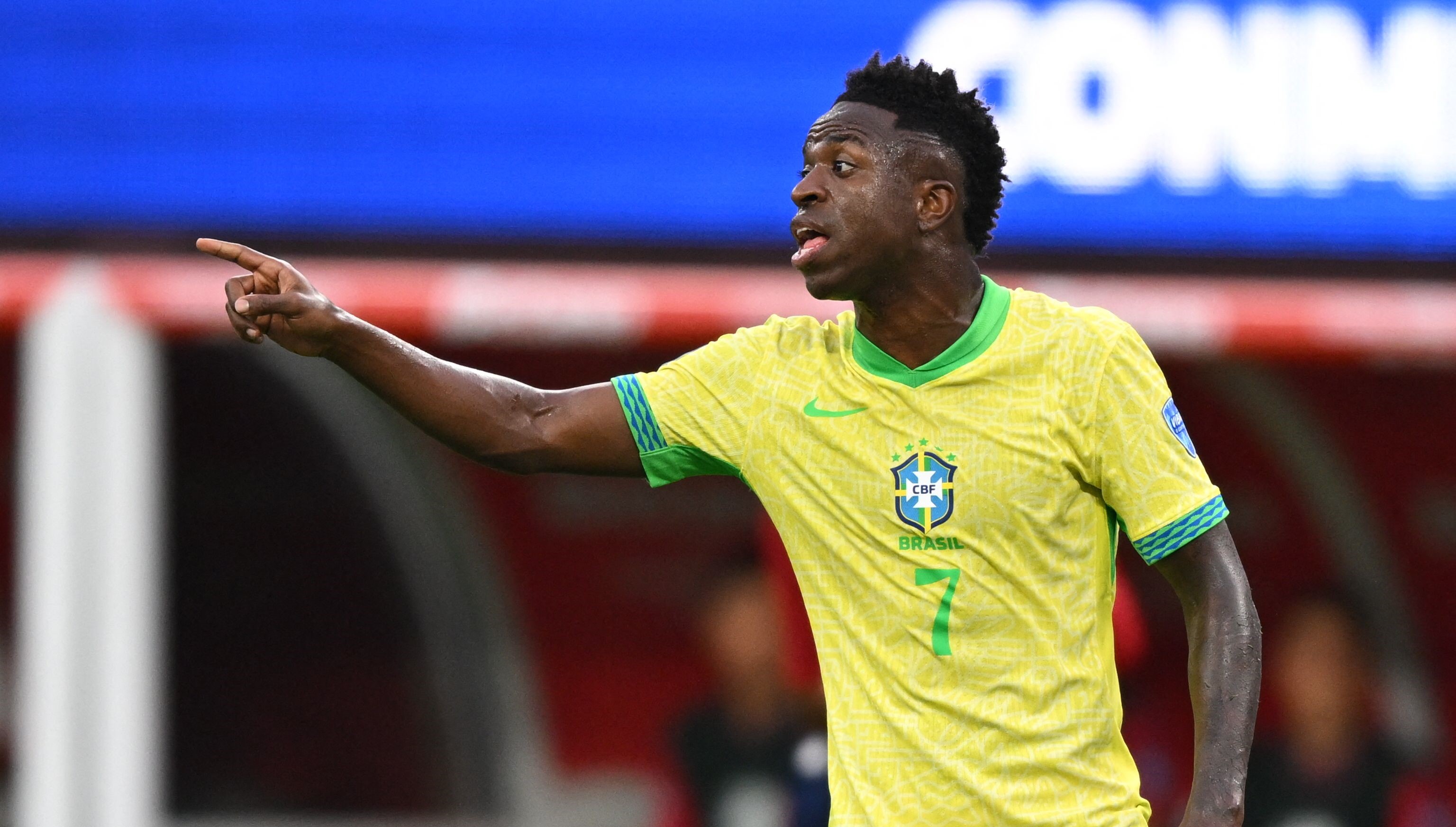 Vinícius se queja de las condiciones del campo y sus dimensiones, en el ...