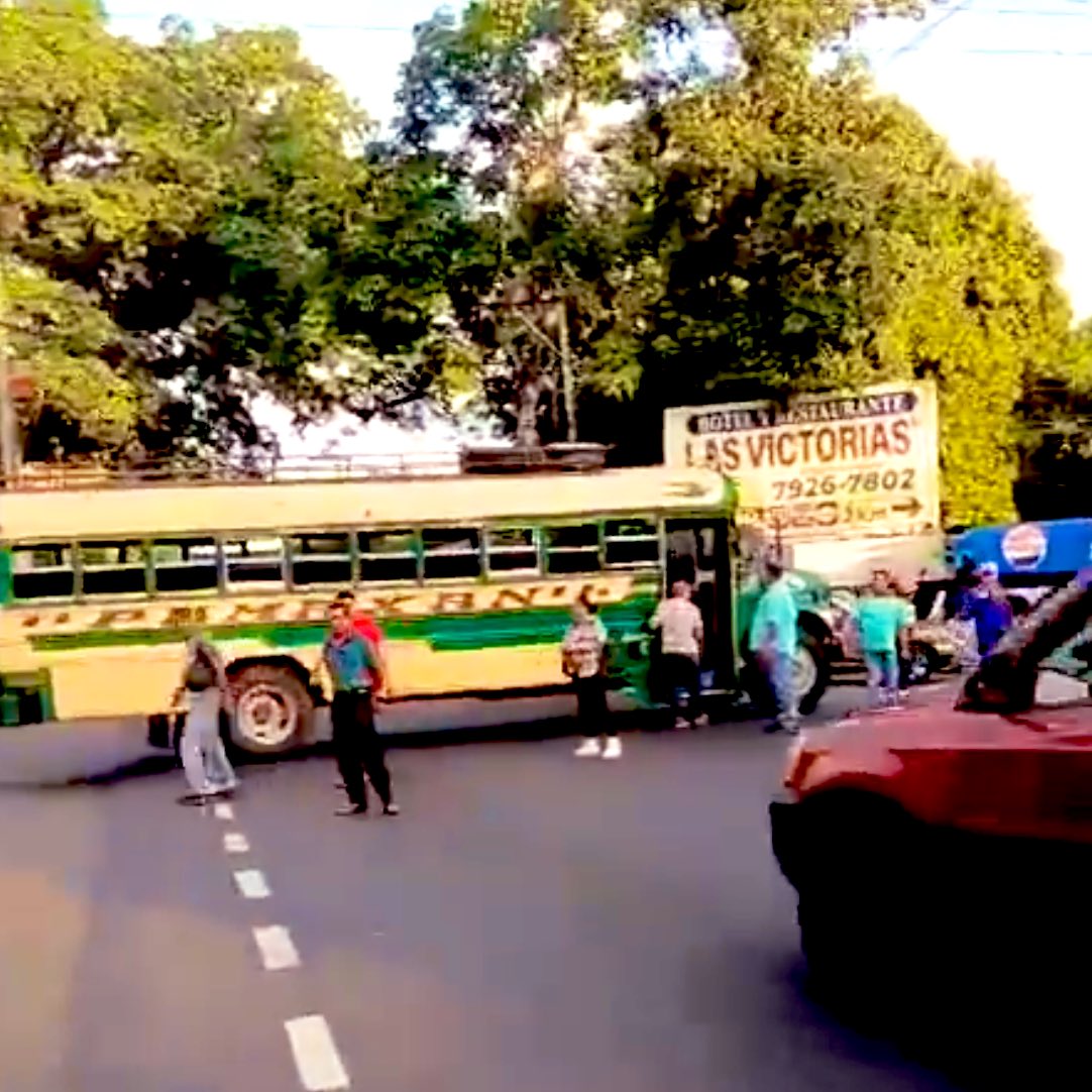 Pobladores de Cocales bloquean ruta a suroccidente
