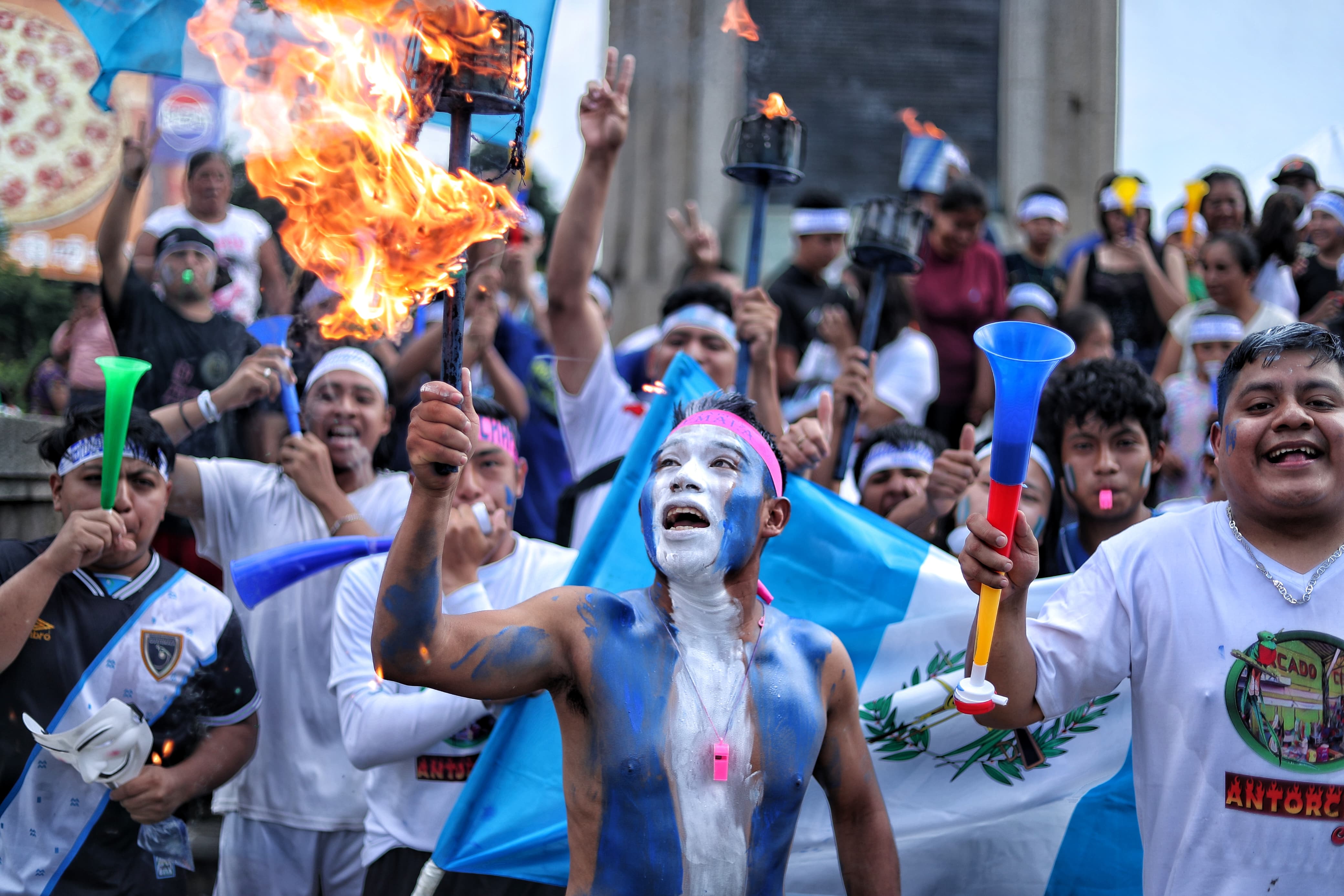 Con antorchas y desfiles, guatemaltecos conmemoran los 203 años de ...