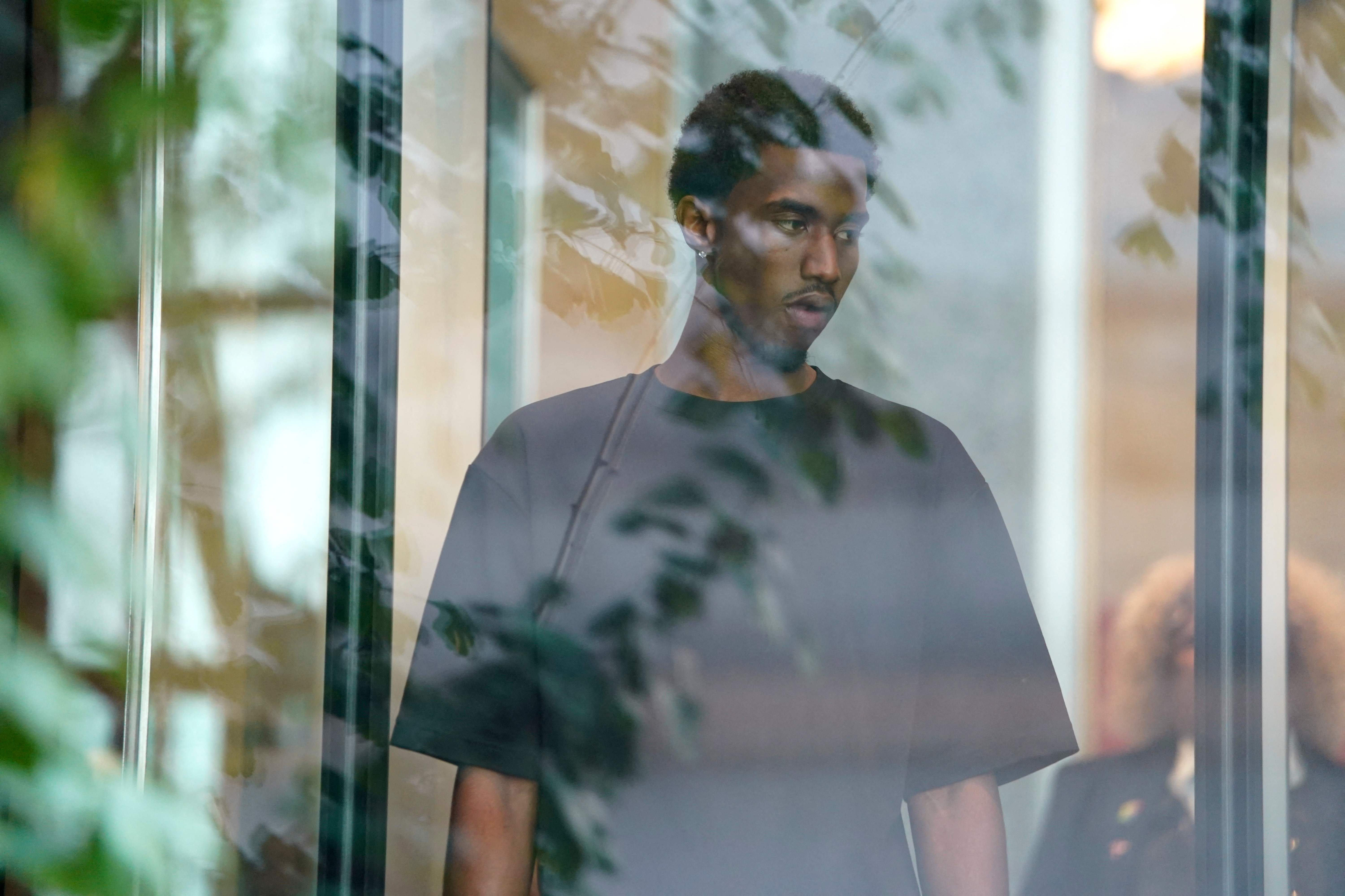 Rapero "Diddy" permanecerá bajo custodia mientras espera juicio por ...