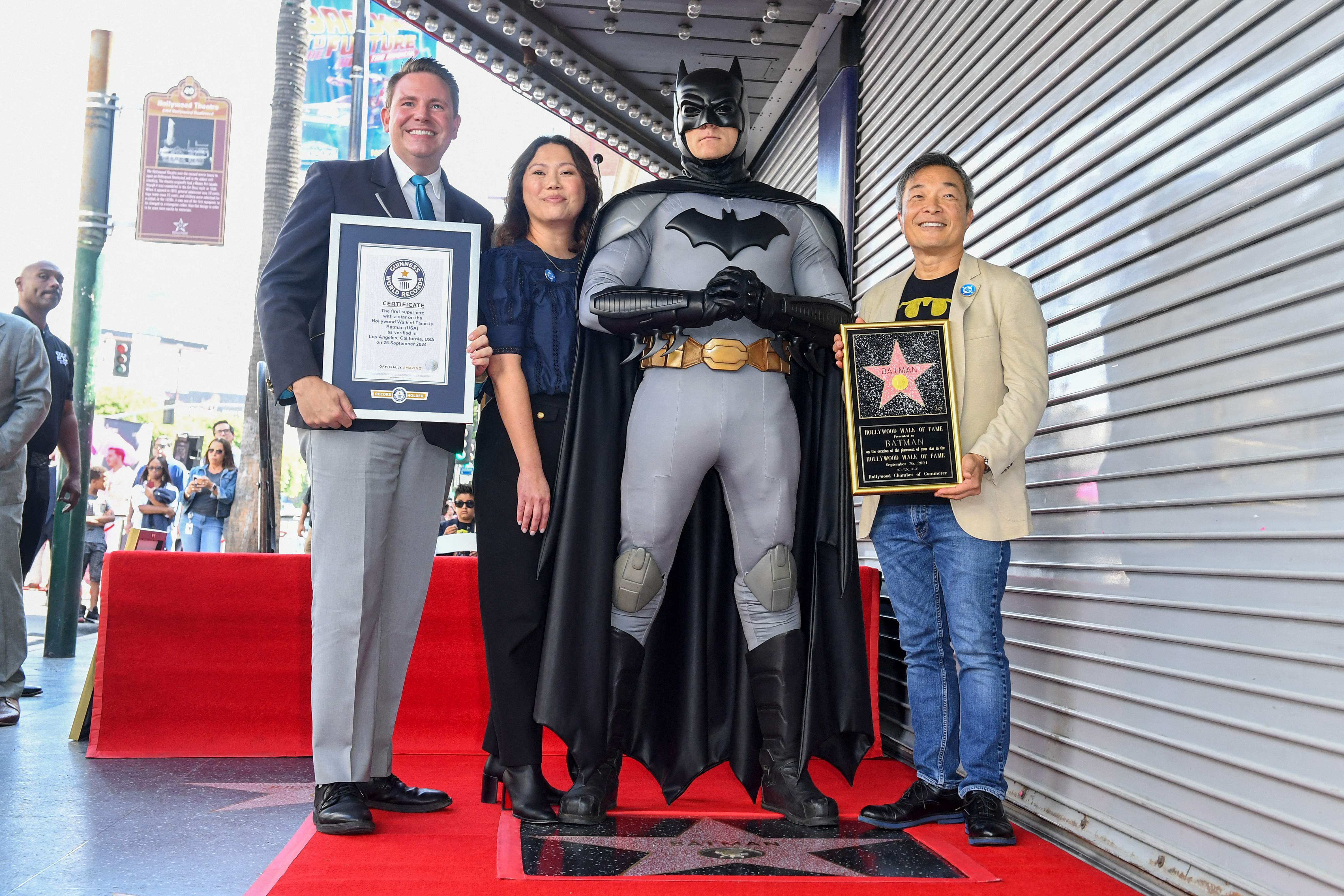 Batman recibe su estrella en el Paseo de la Fama de Hollywood y un ...