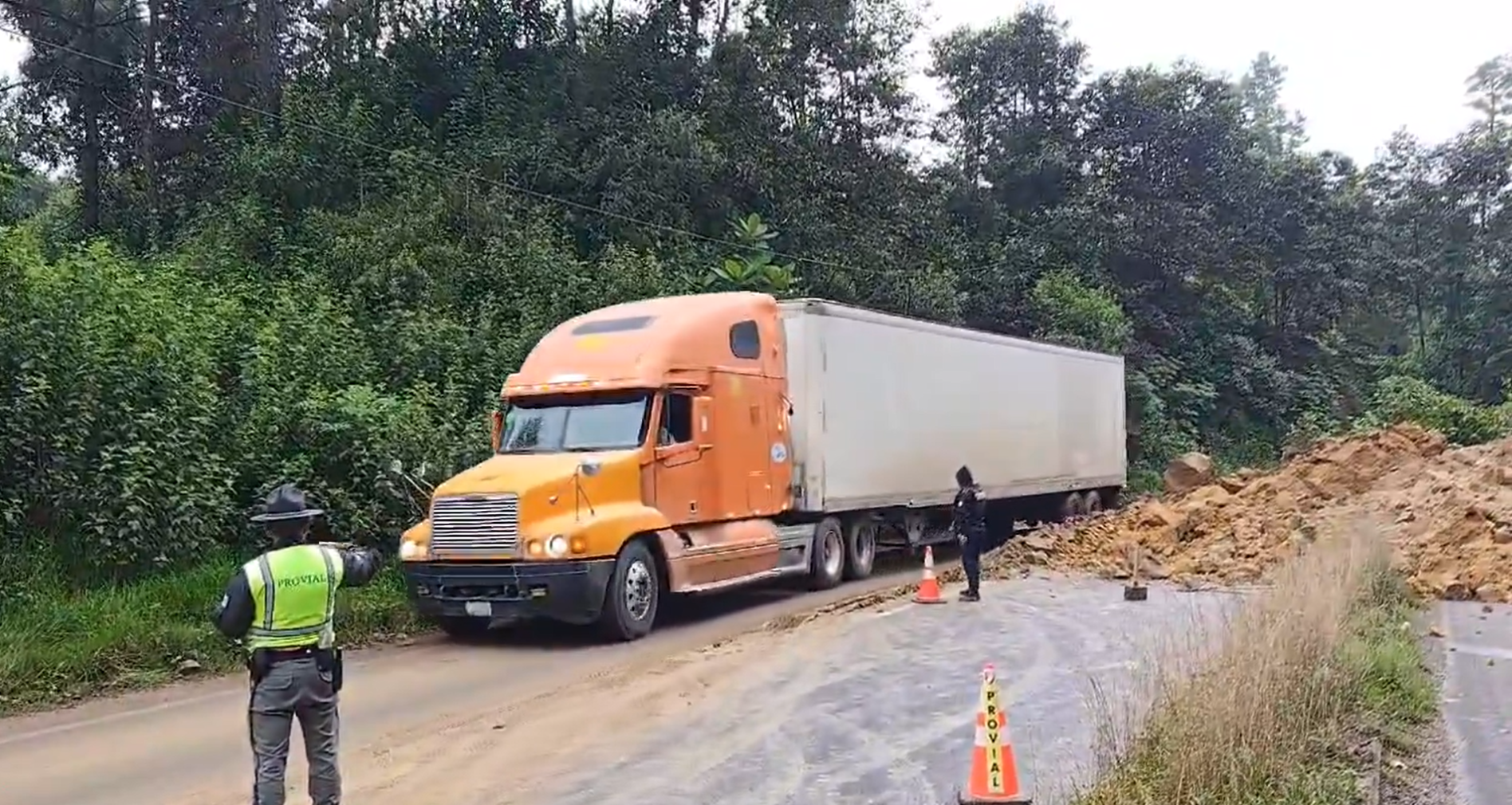 Bloqueos, derrumbes y baches: “Son problemas con los que debemos luchar ...