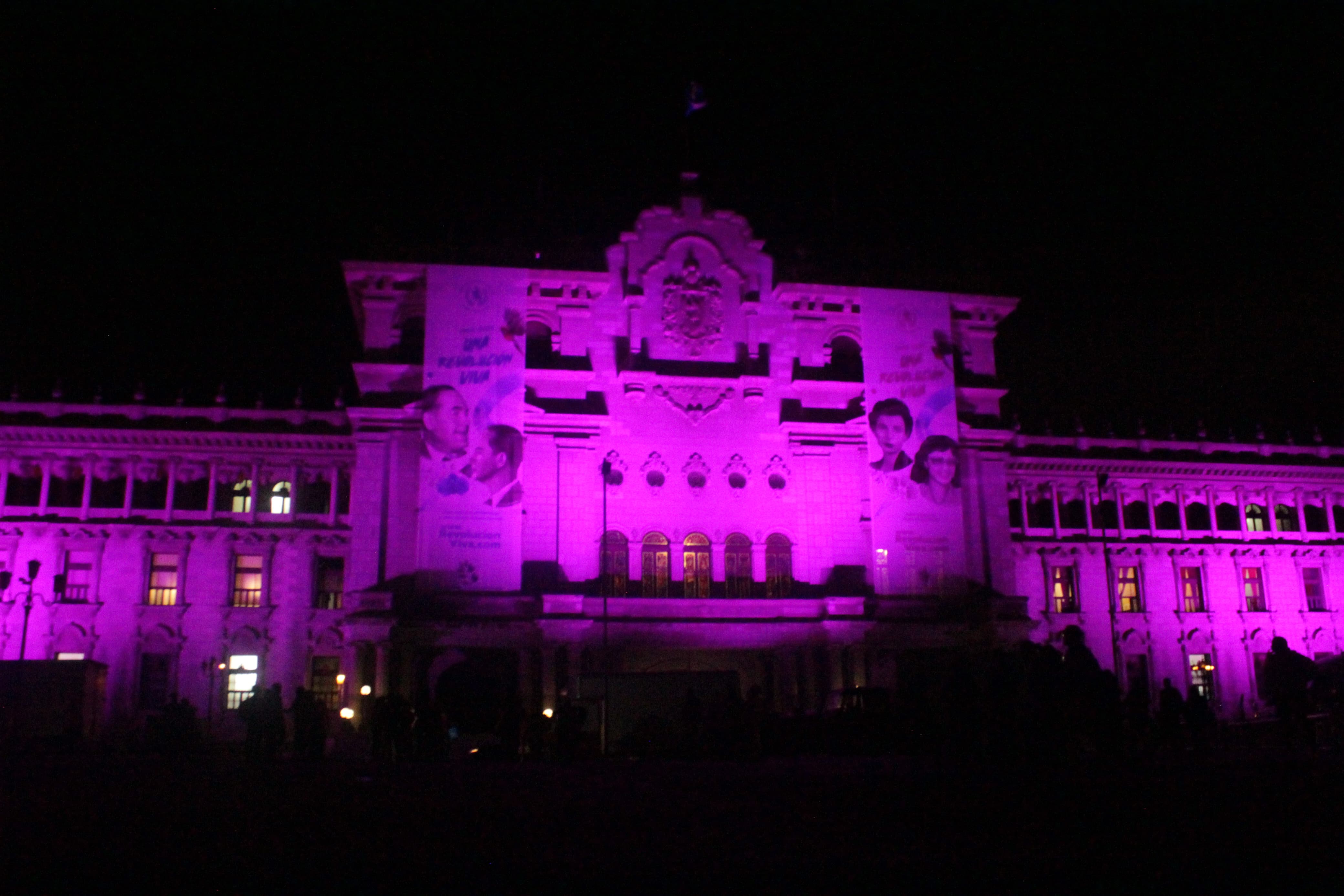 Iluminan de rosa el Palacio Nacional de la Cultura y la Torre del ...