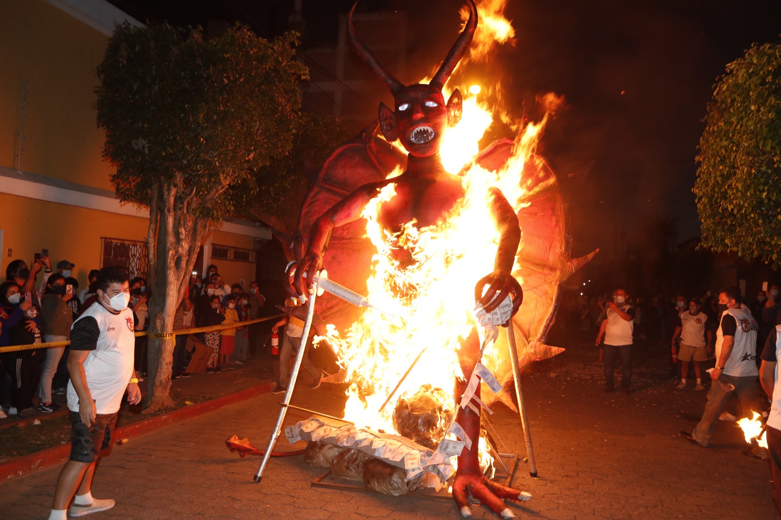 Por qué se hace la quema del diablo en Guatemala el 7 de diciembre y ...