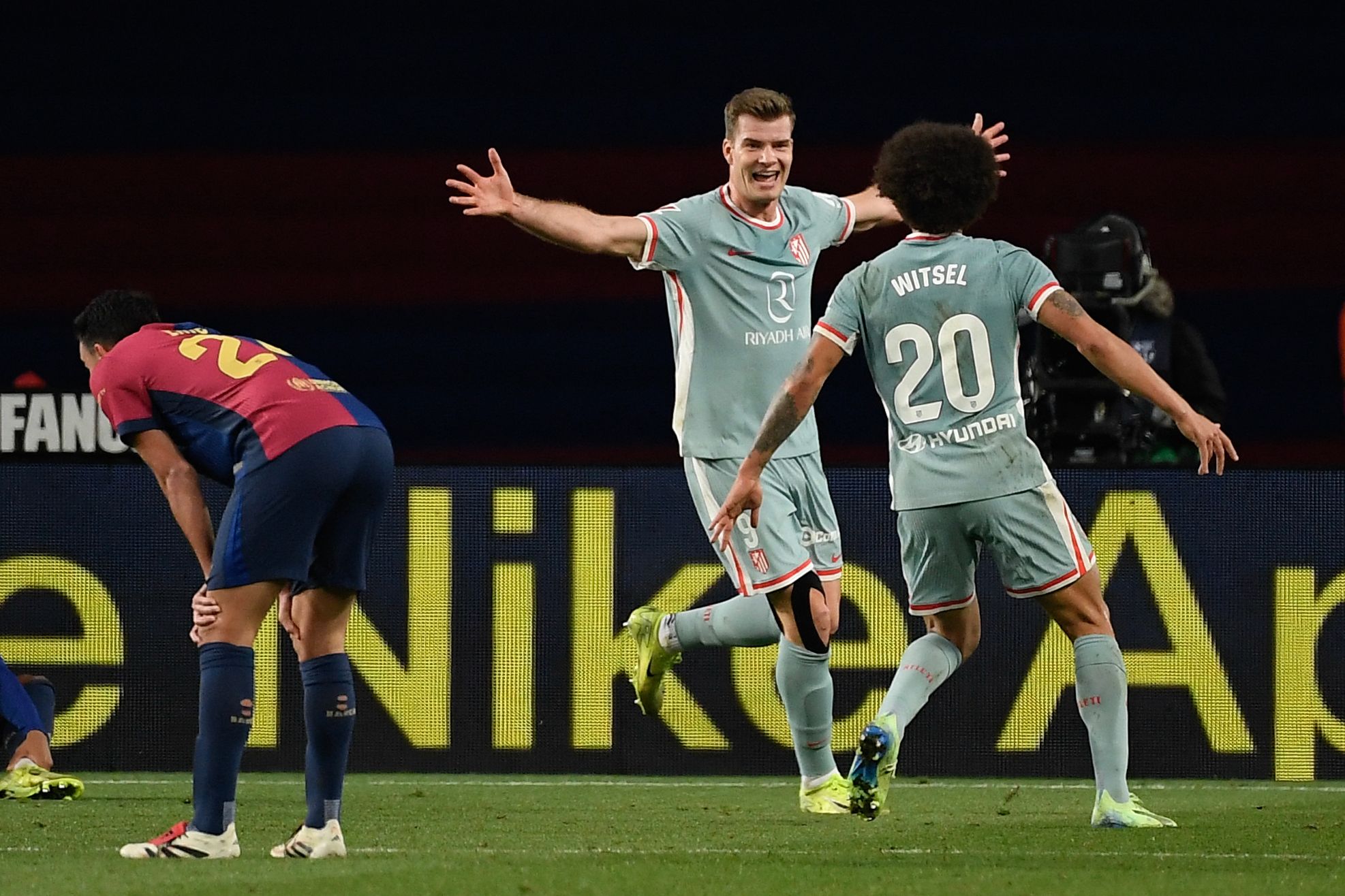 ¡Triunfo agónico del Atlético! Sorloth sorprende al Barcelona y le ...