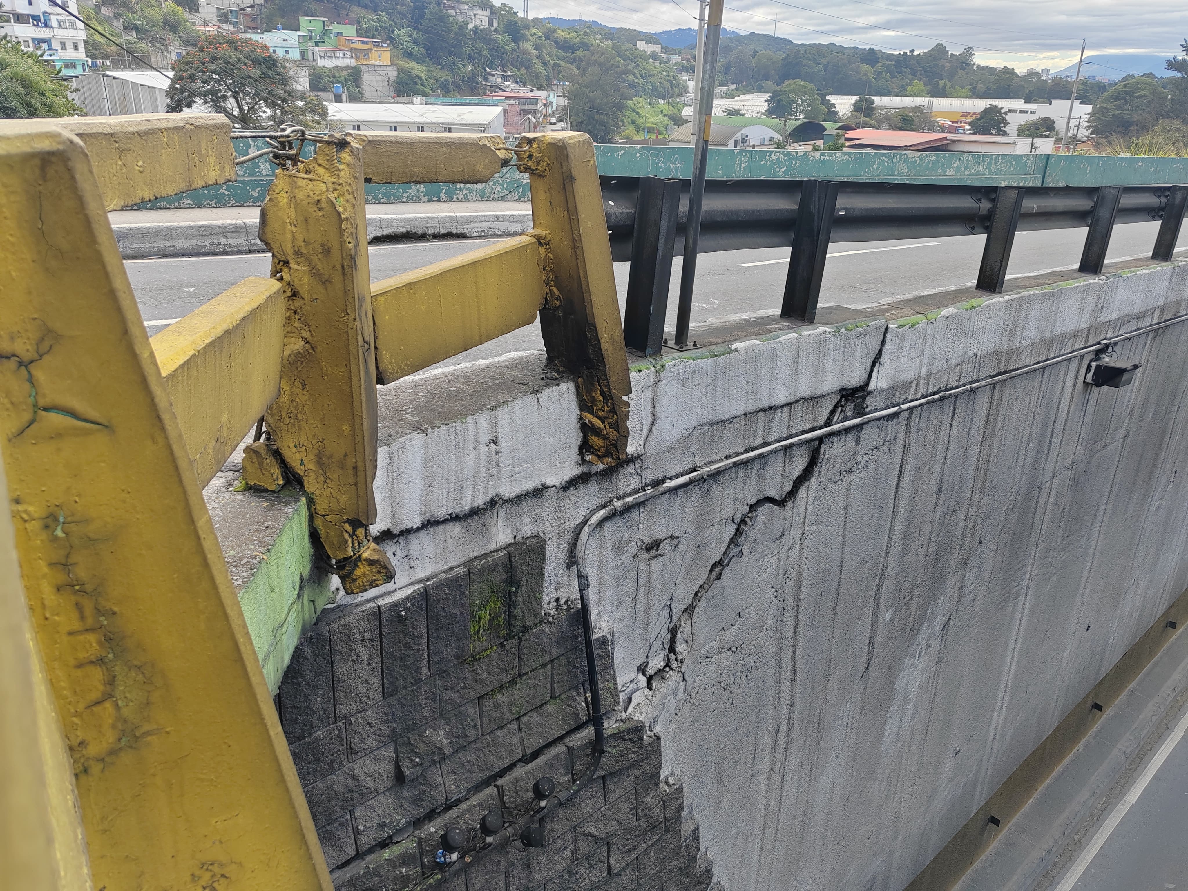 Grietas y fisuras afectan paso a desnivel en zona 17 y alertan que ...
