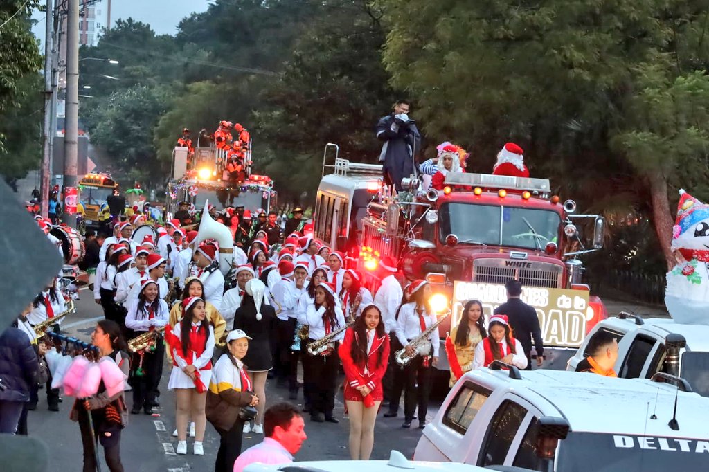 Bomberos Voluntarios recorren las calles de la capital con desfile navideño para la población