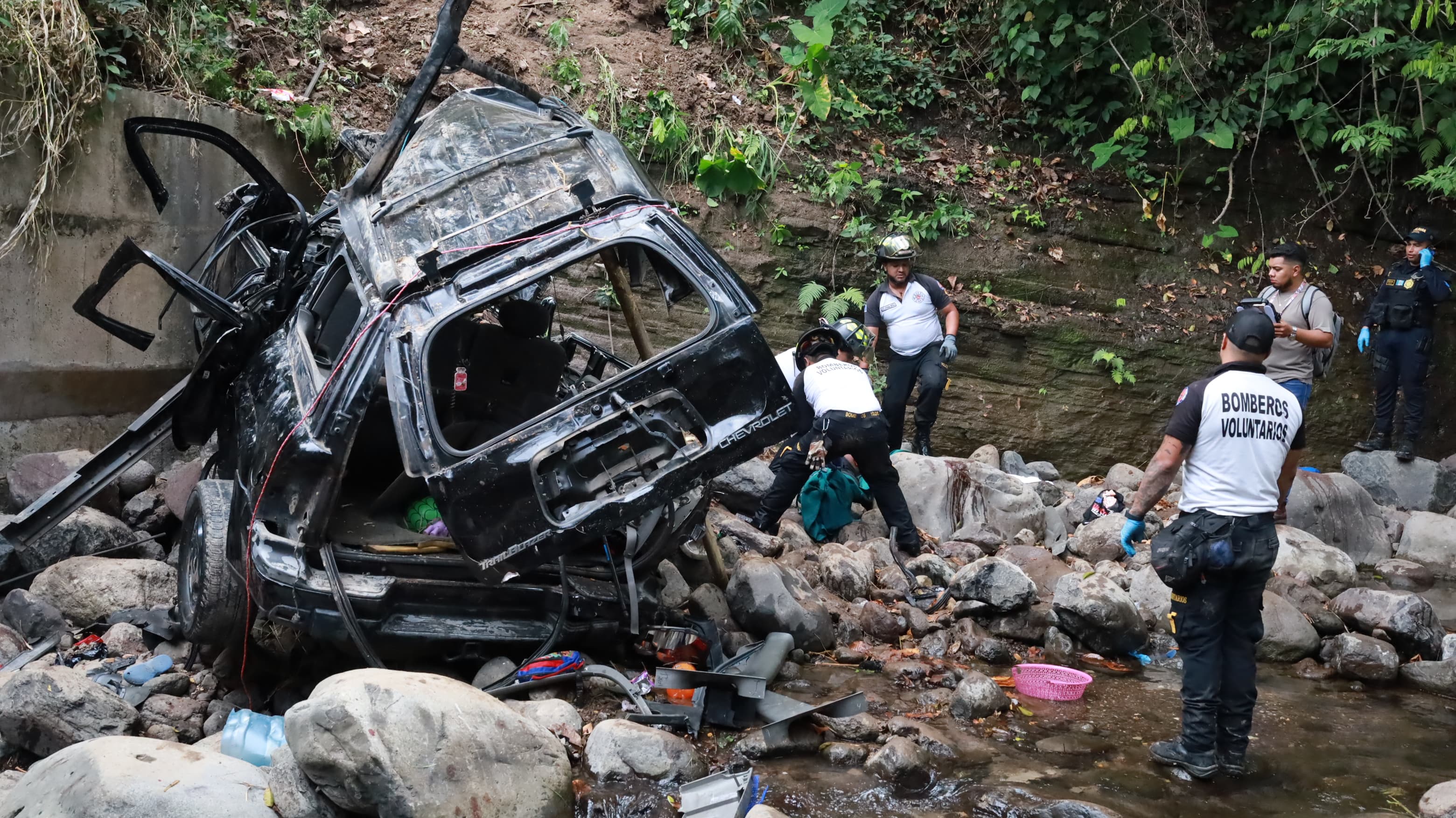 Esposos y sus dos niños mueren al caer a un río en ruta a Santa Rosa