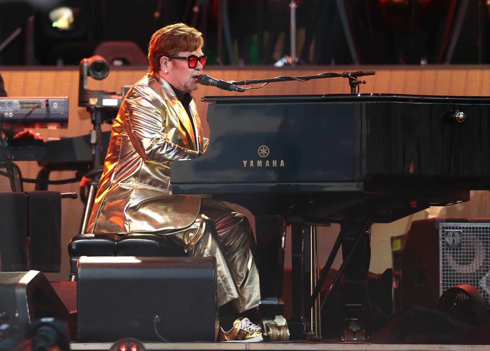 Elton John es nombrado como "icono del año 2024" por la revista "Time"