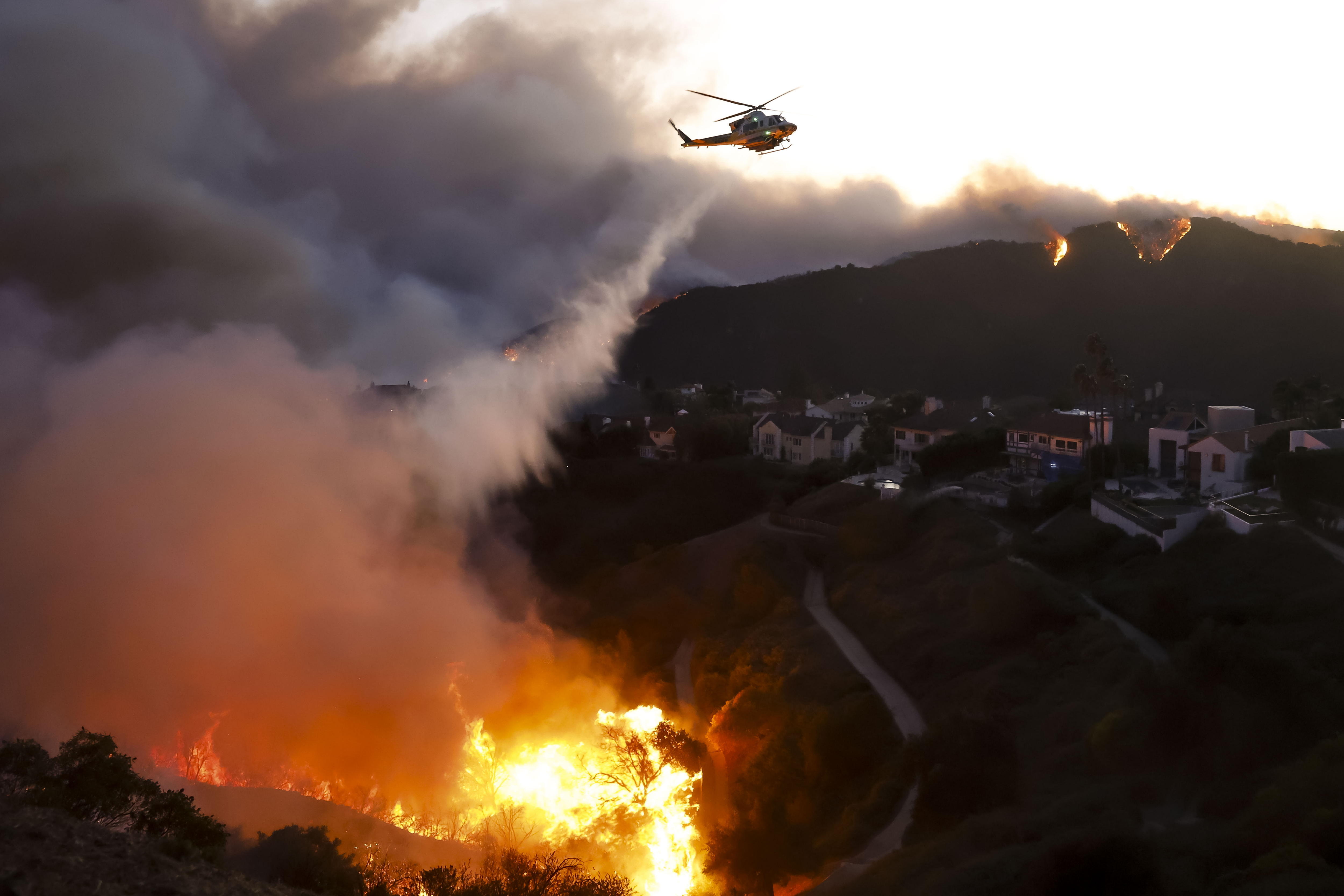 Vientos fuertes reavivan los incendios en Los Ángeles