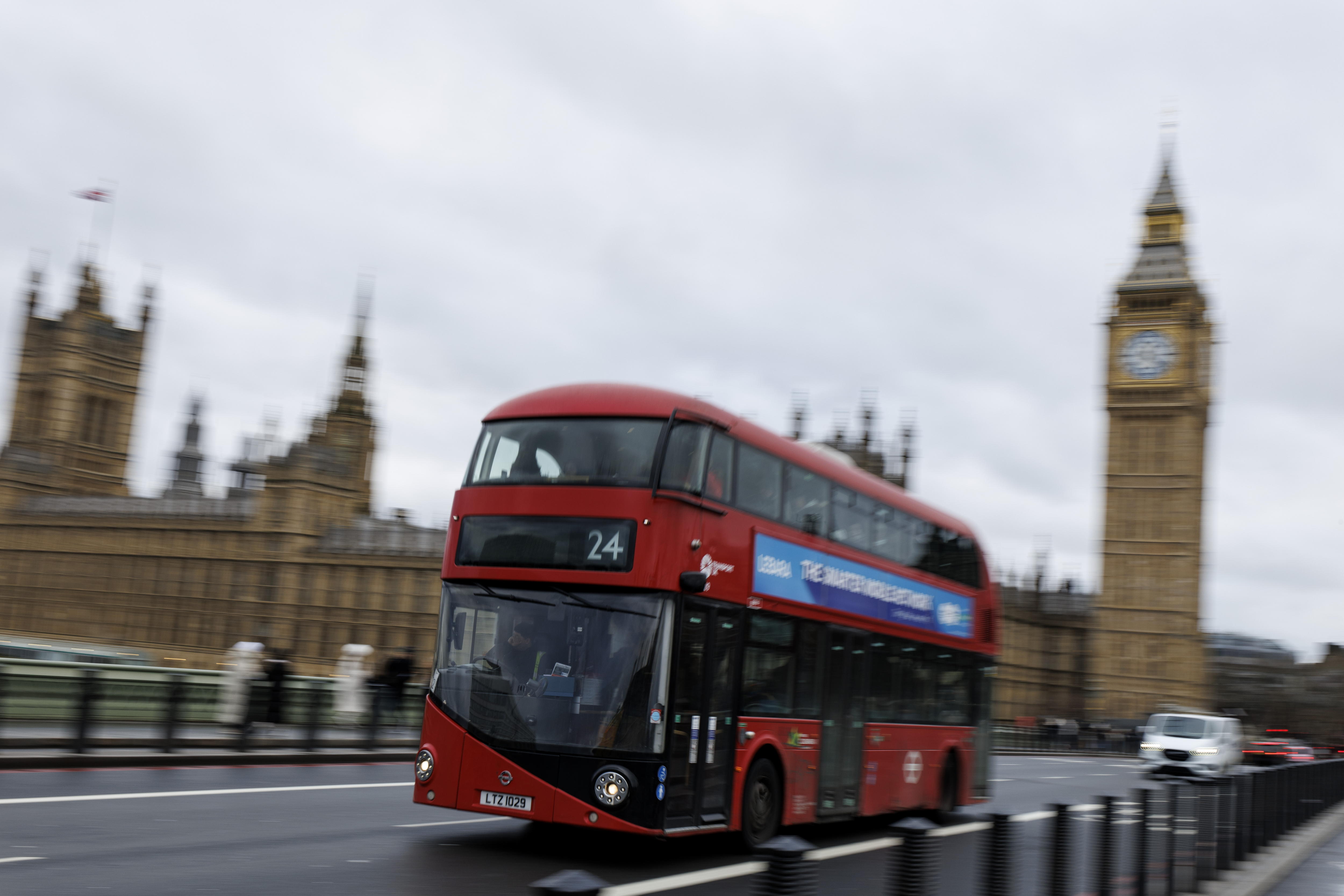 Horror en Londres: adolescentes matan a machetazos a un niño en un bus ...