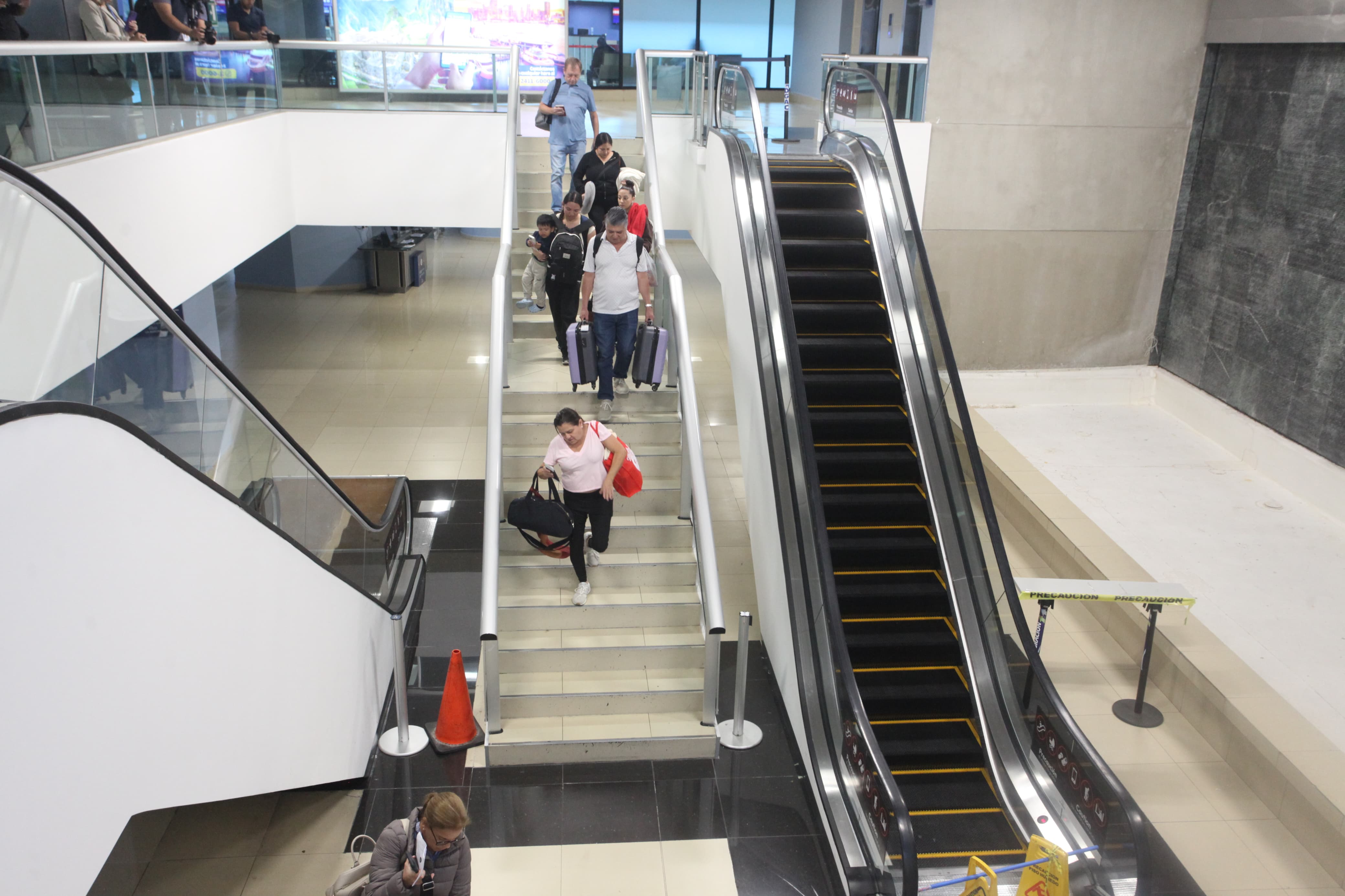 Los nuevos elevadores y gradas eléctricas del aeropuerto La Aurora ...