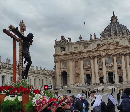 Cristo Negro de Esquipulas recorre Plaza de San Pedro y recibe misa en ...