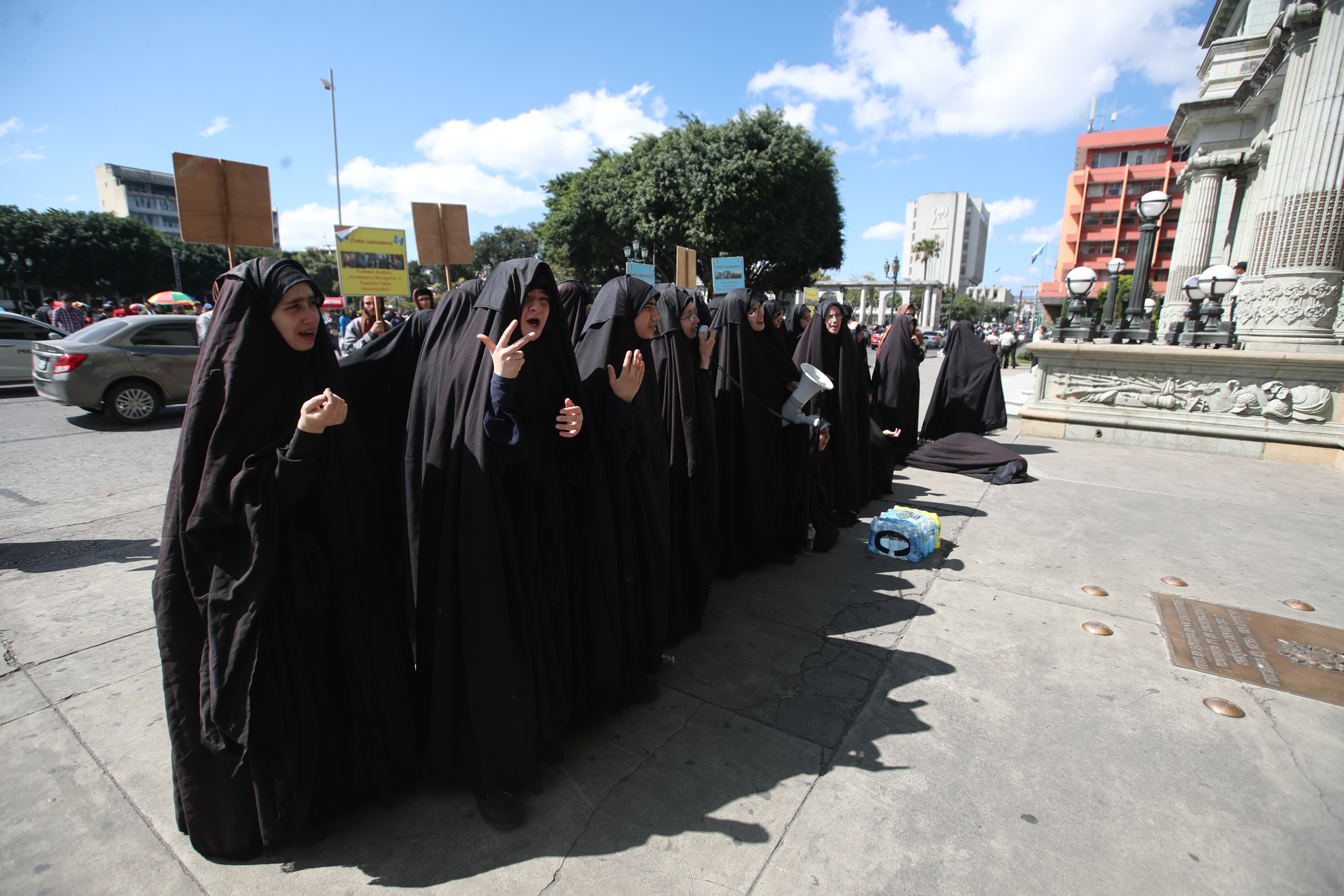 Hombres y mujeres de la secta Lev Tahor manifiestan frente al Palacio ...