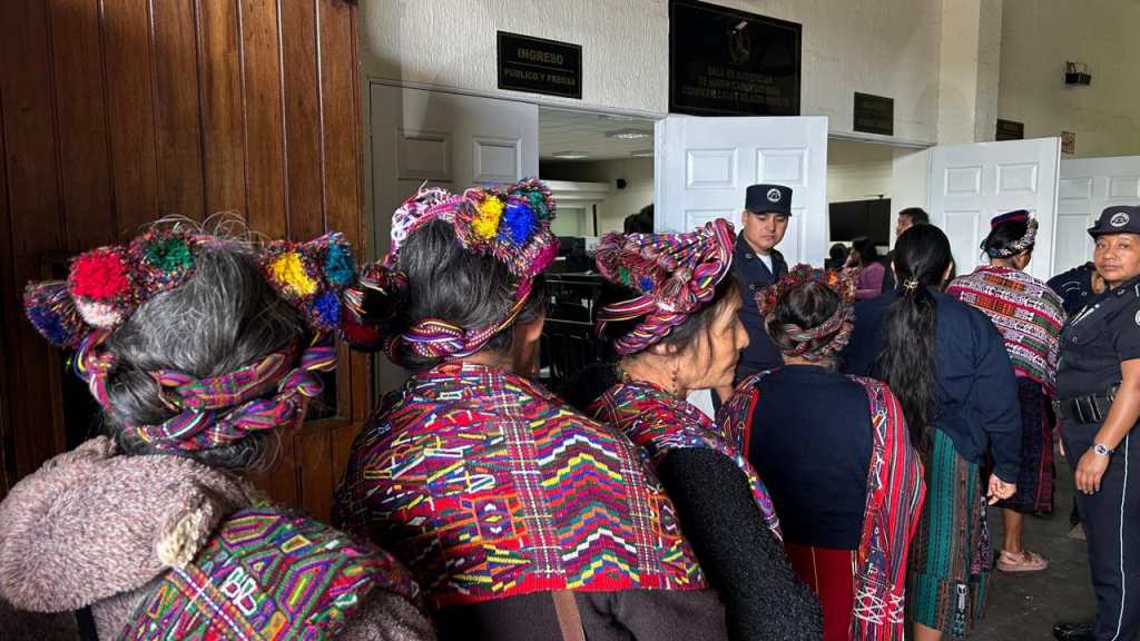 Mujeres Achí acuden a la mega sala del OJ