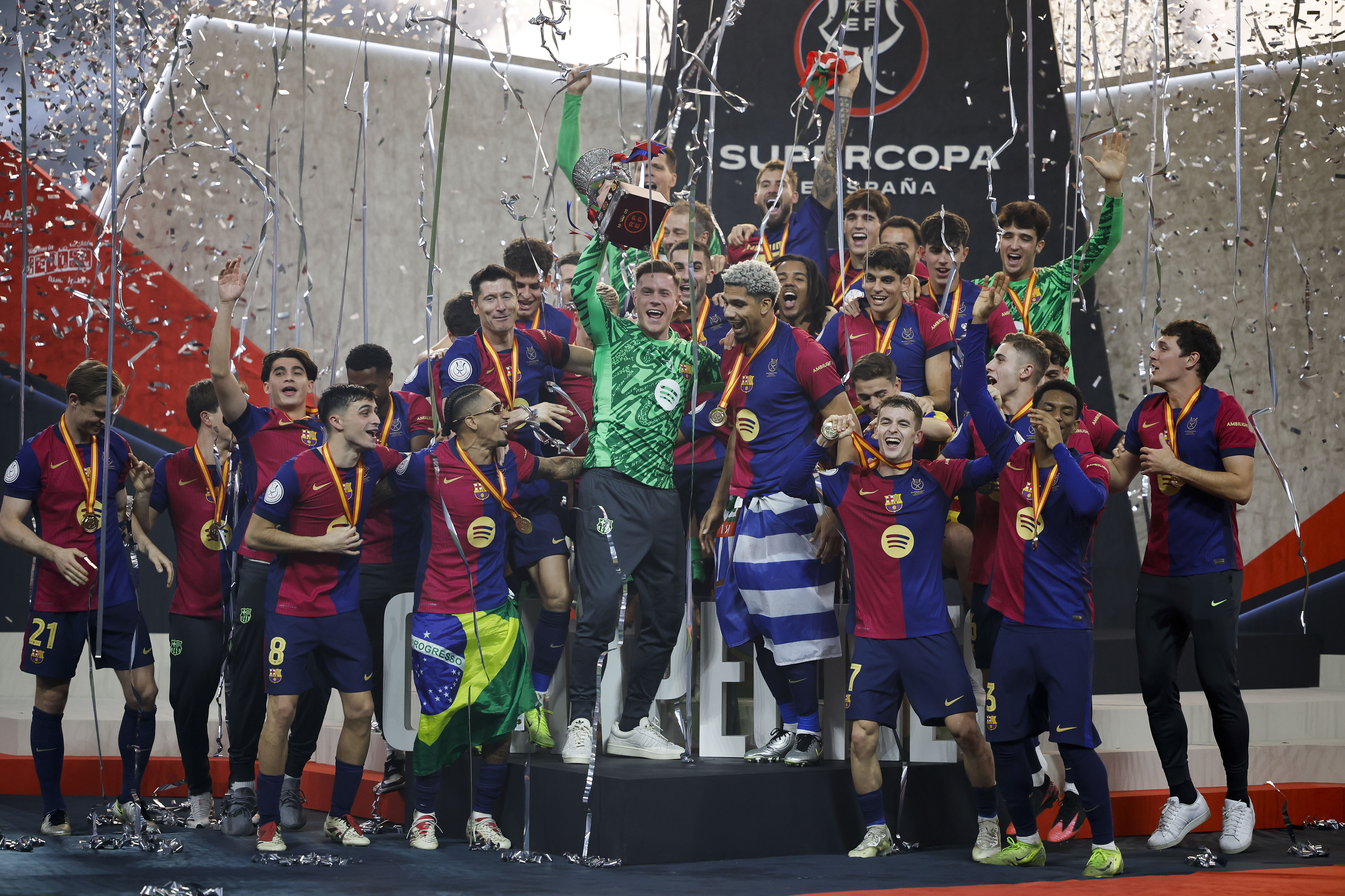 Barcelona aplasta al Real Madrid y se corona en la Supercopa con ...