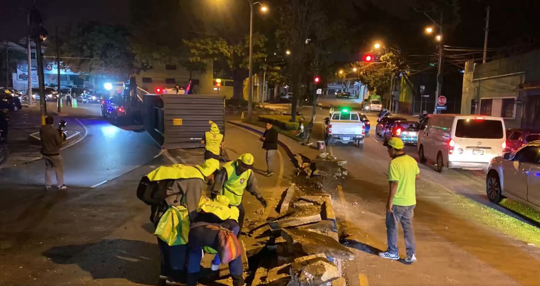 Retiran contenedor volcado del Periférico, pero tránsito es lento en el ...