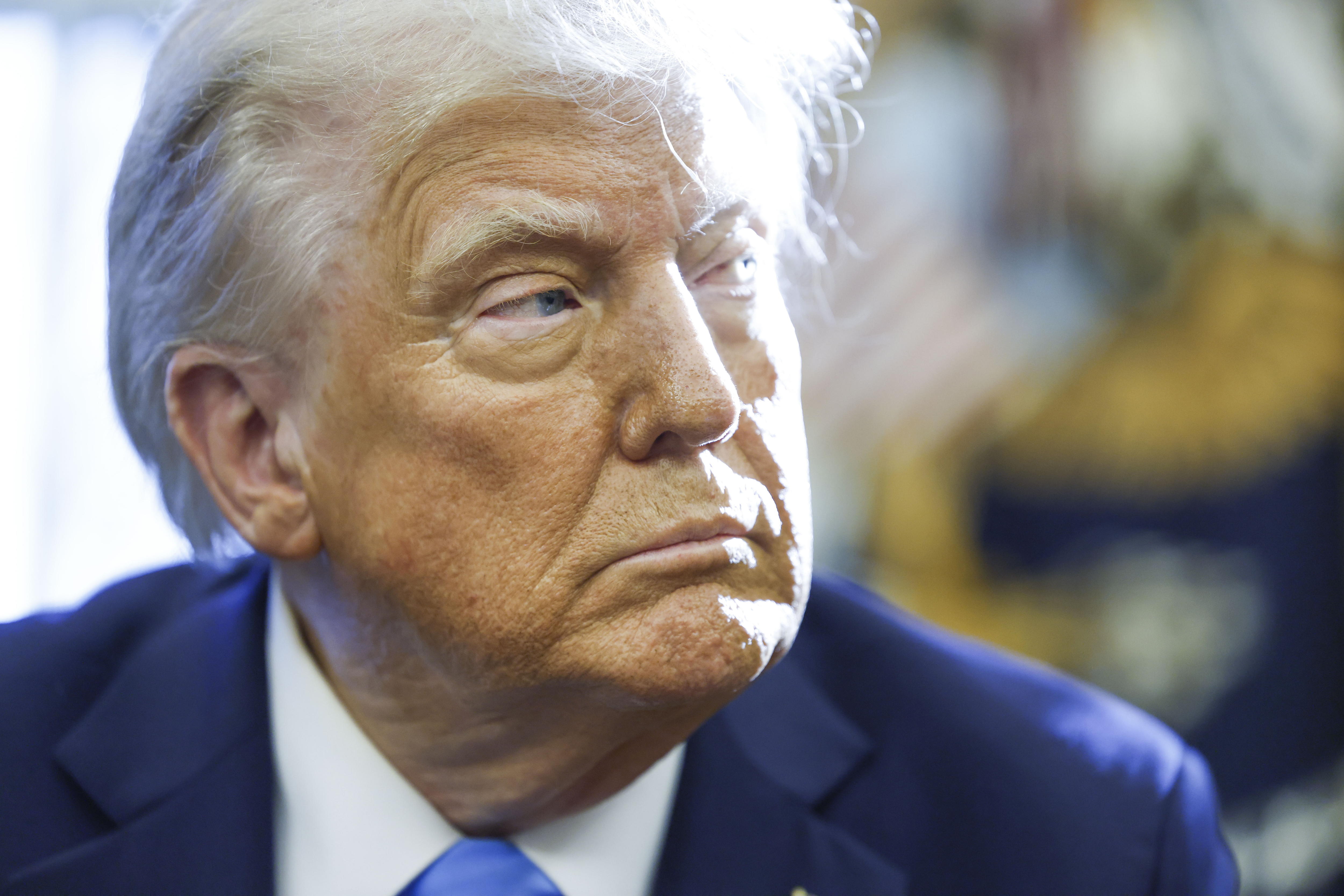 Trump respalda propuesta de Bukele de enviar presos estadounidenses a ...